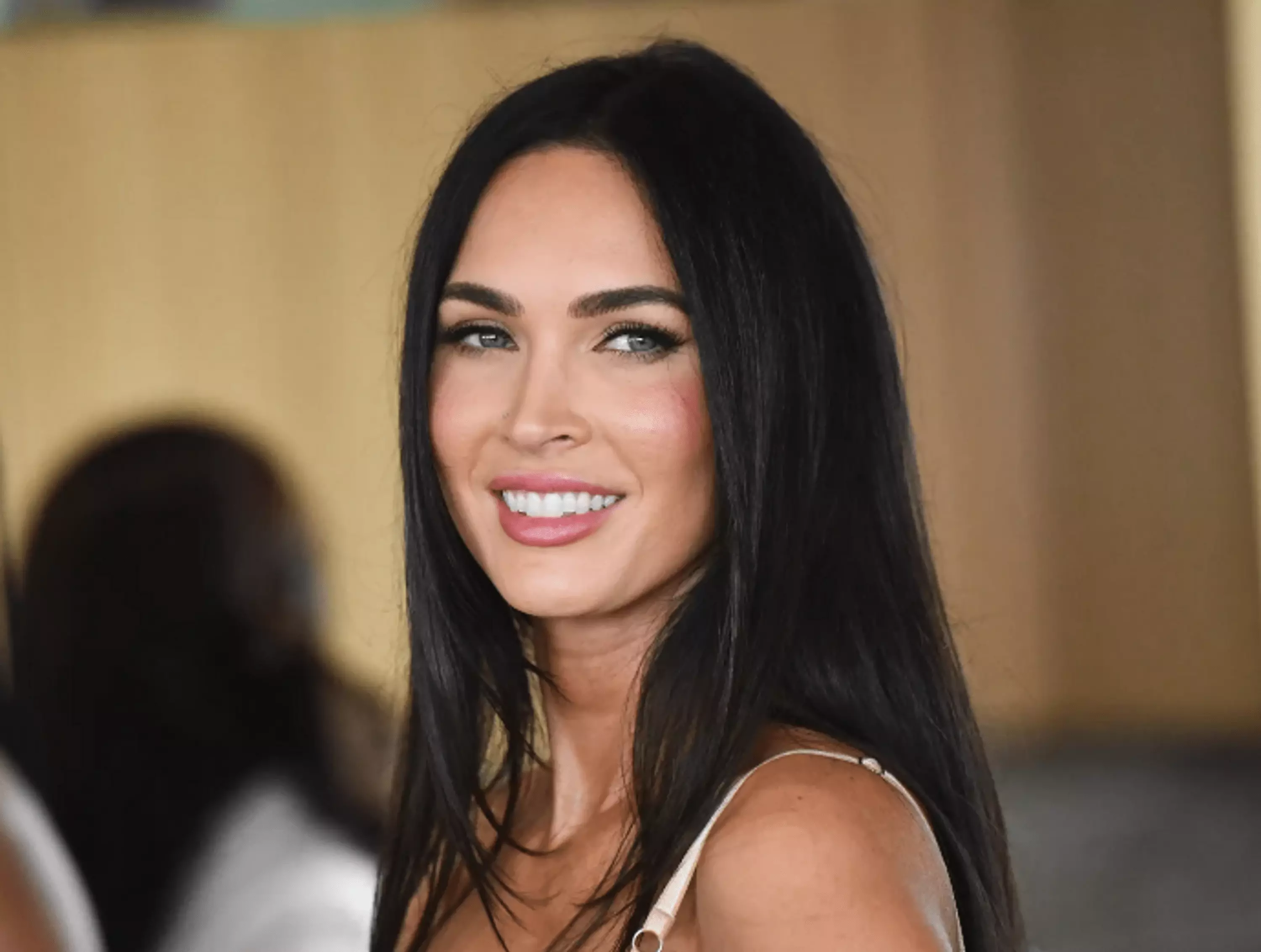 Sjoch nei Megan Fox's Steel Abs yn 'e heulste skaad fan simmerpak