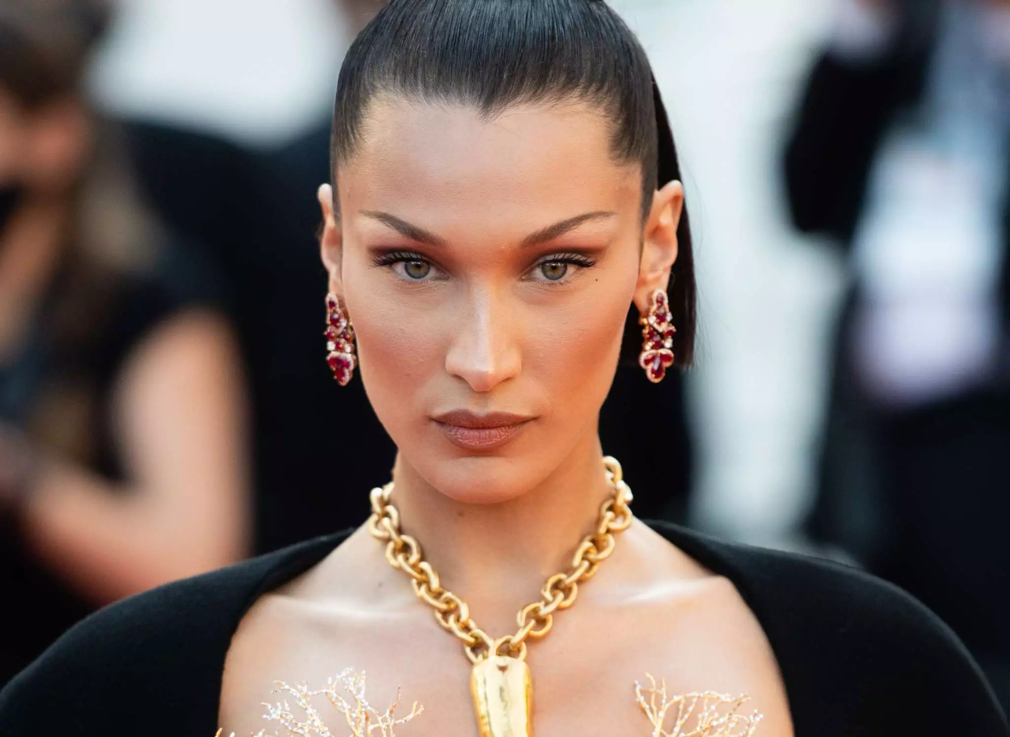 Bella Hadid သည် 90s ဂျင်းဘောင်းဘီနှင့် ကျားသစ်ပရင့်စကတ်ဖြင့် ဖက်ရှင်ဂိမ်းကို လှုပ်ခတ်နေသည်