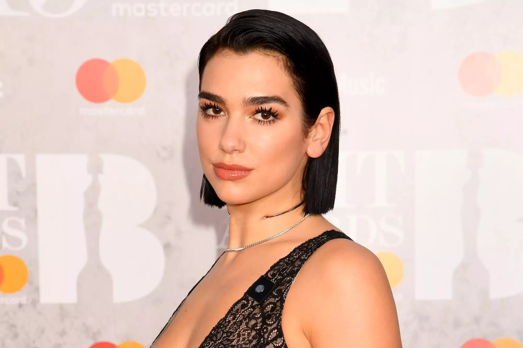 Dua Lipa hosted in mini-rave om nije Puma-kolleksje te fieren yn East-Londen