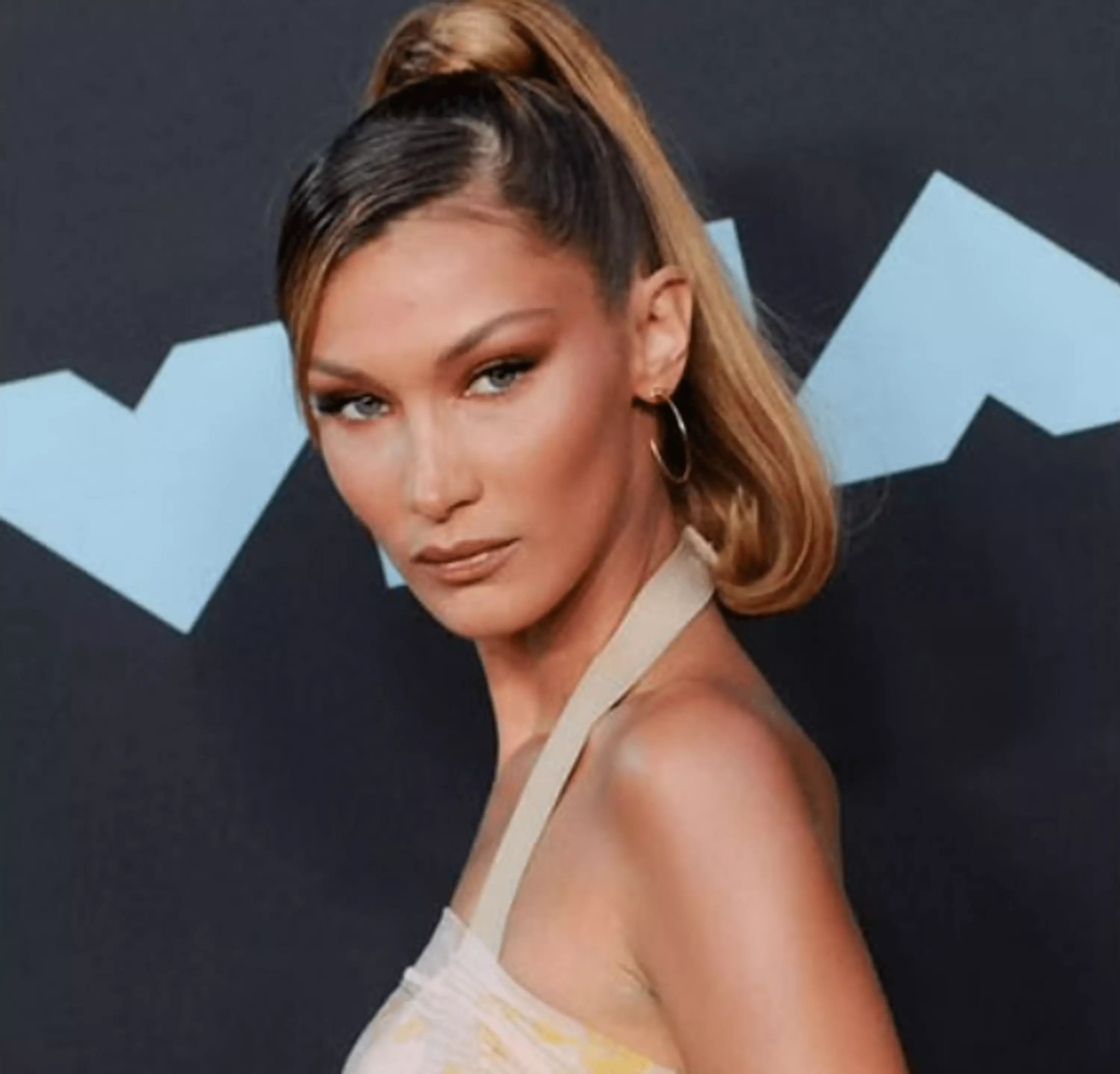 Bella Hadid a ka be a ile a sitisa lenaneo la Balenciaga ha a lahleheloa ke pasepoto pele a leba Paris