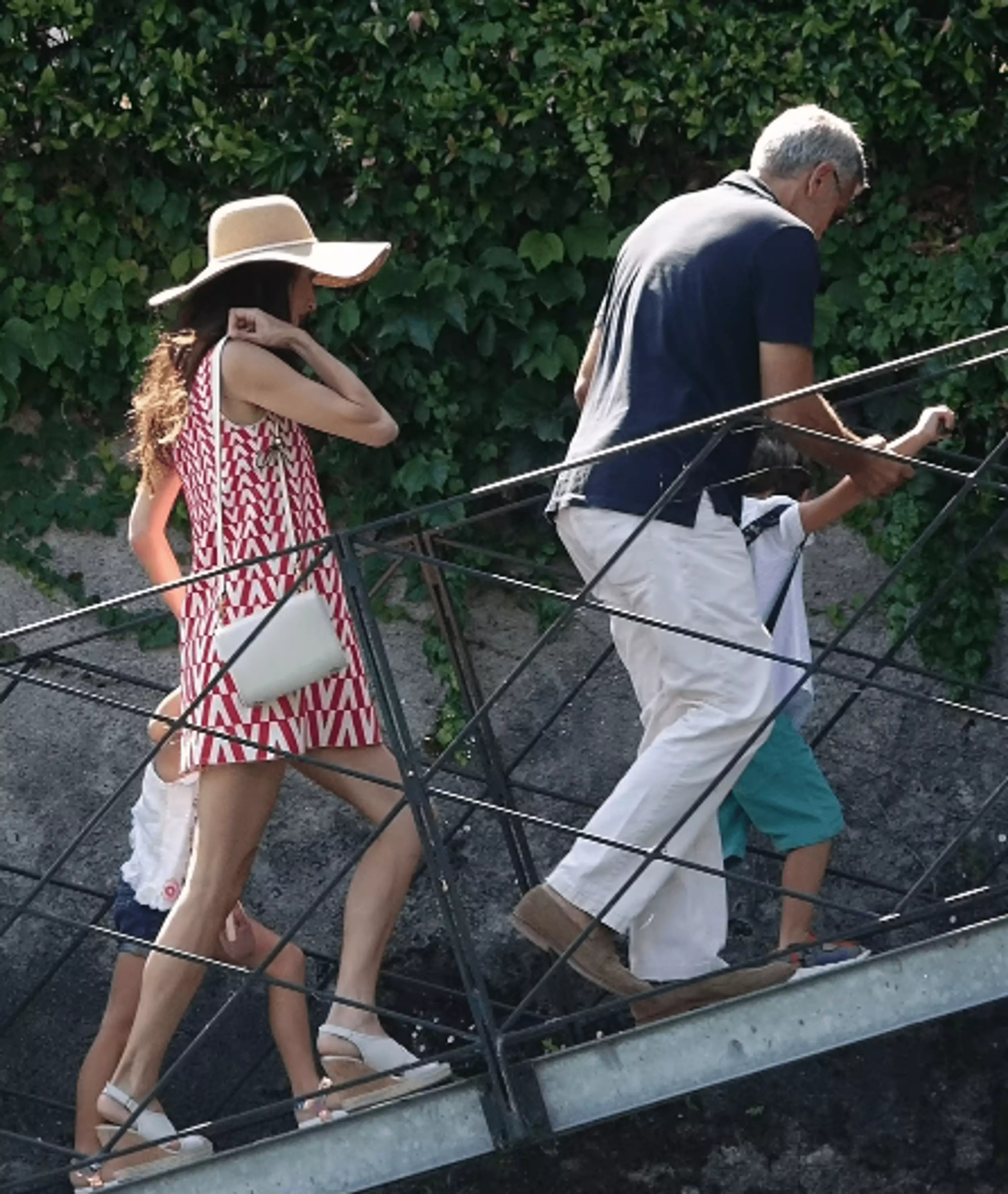 George Clooney i Amal Clooney van fer una excursió en vaixell amb els seus bessons de cinc anys en un mini flipant