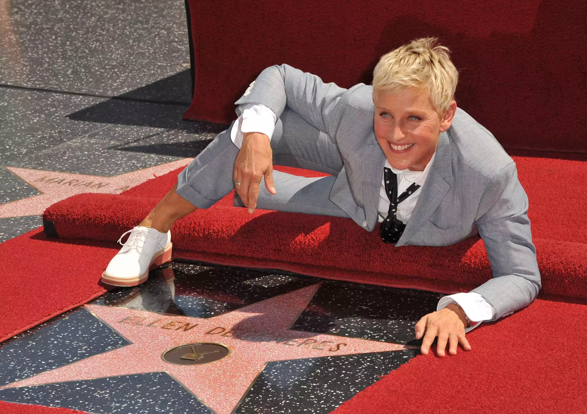 Ellen DeGeneres o lumelisa nako e telele ho bontša