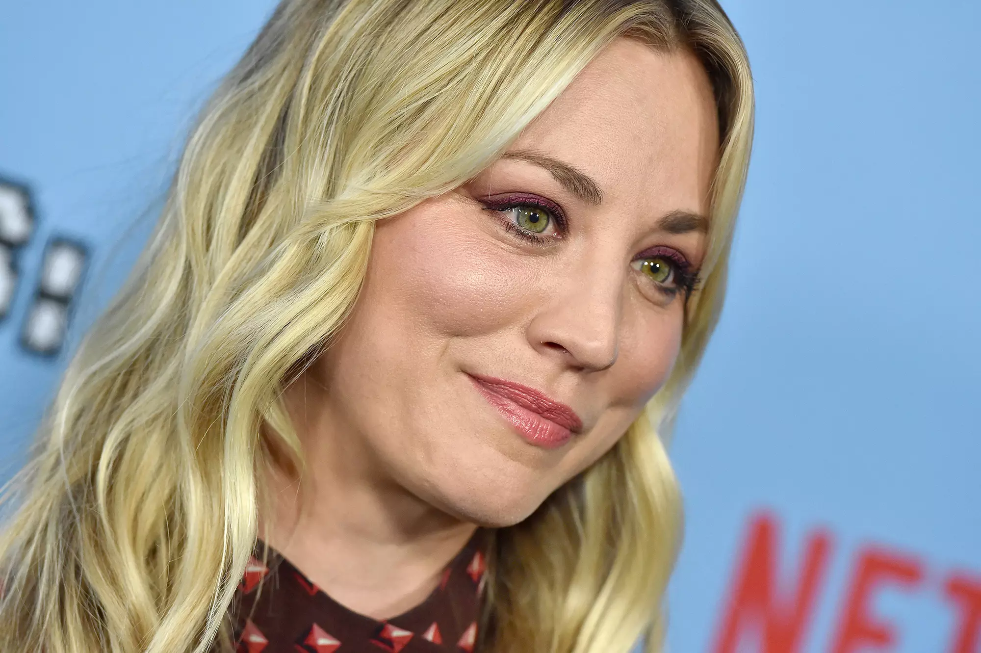 Kaley Cuoco o Bua Pale e Hlollang ka Ntate ea Tšehetsang