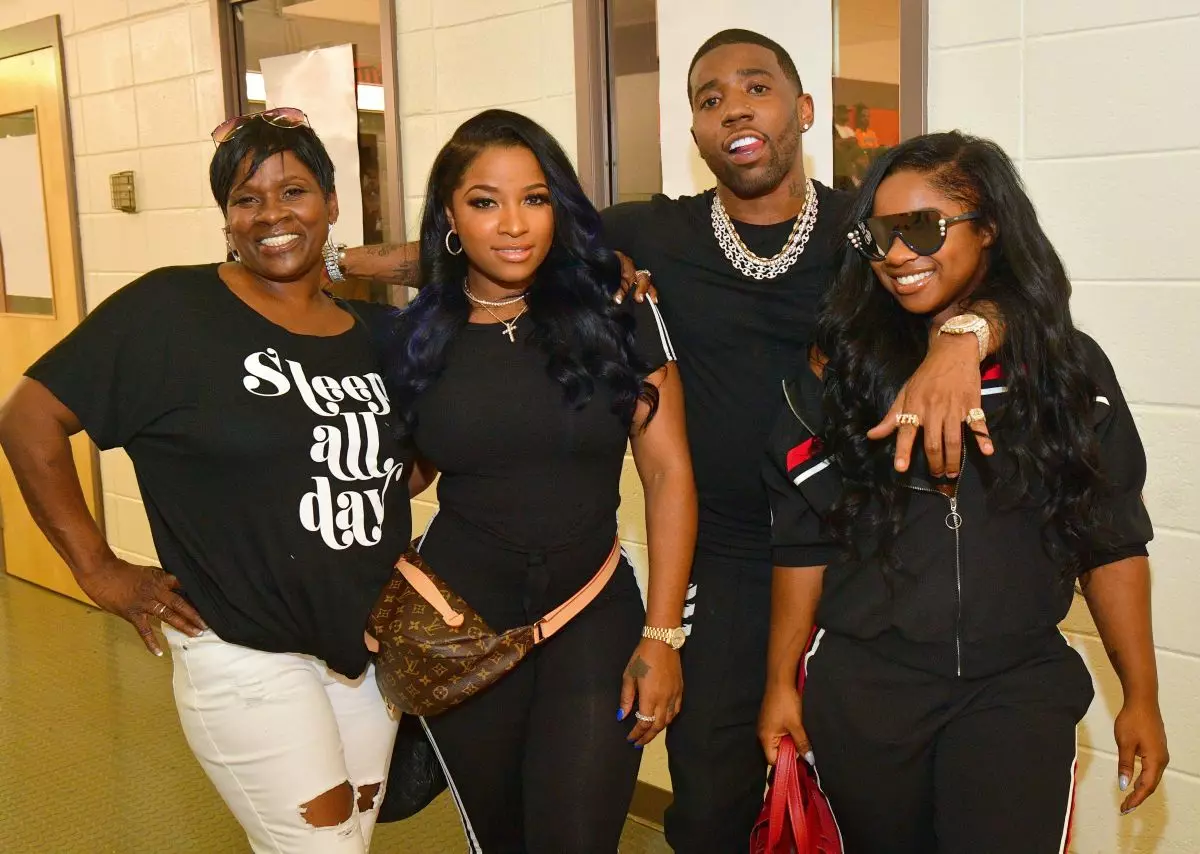 Toya Wright brání svou dceru Reginae Carter a tleská zpět na fanouška, který jí řekl, že potřebuje make-up