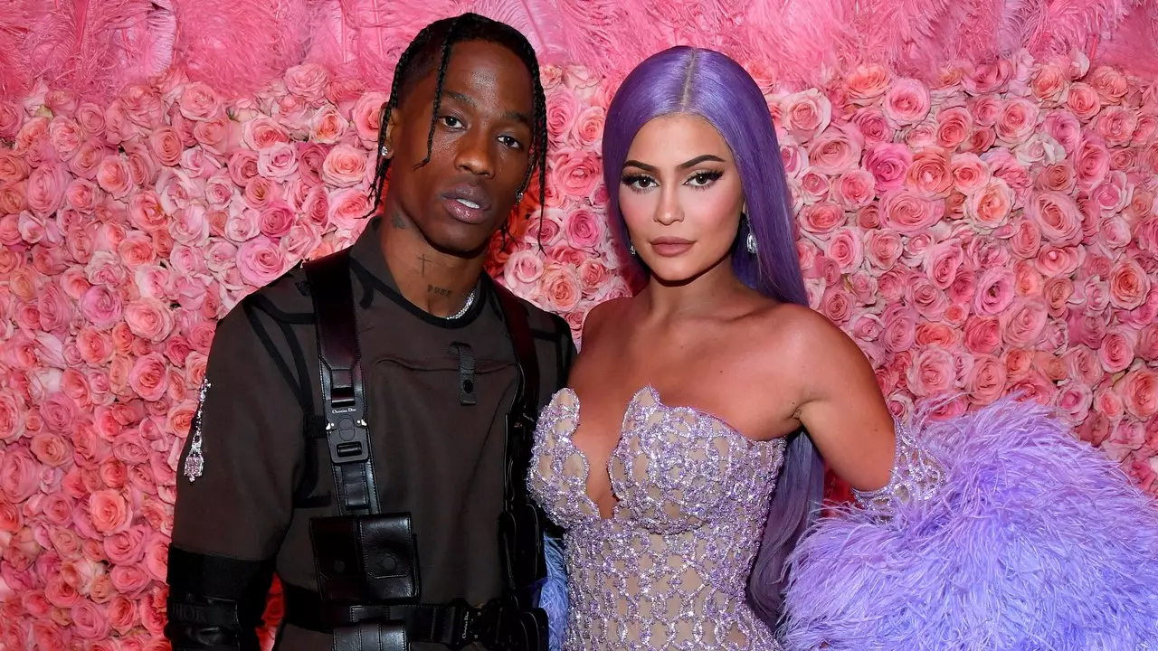 Kylie Jenner dubida da súa relación con Travis Scott: as últimas afirmacións din que quere experimentar outros homes