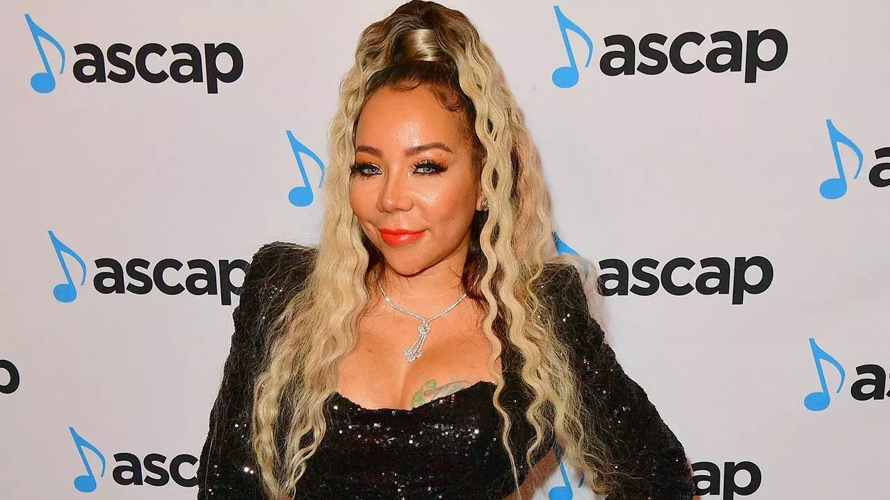 Tiny Harris Nampilkeun Sababaraha Produk Husus Pikeun Awéwé - Ieu Videona