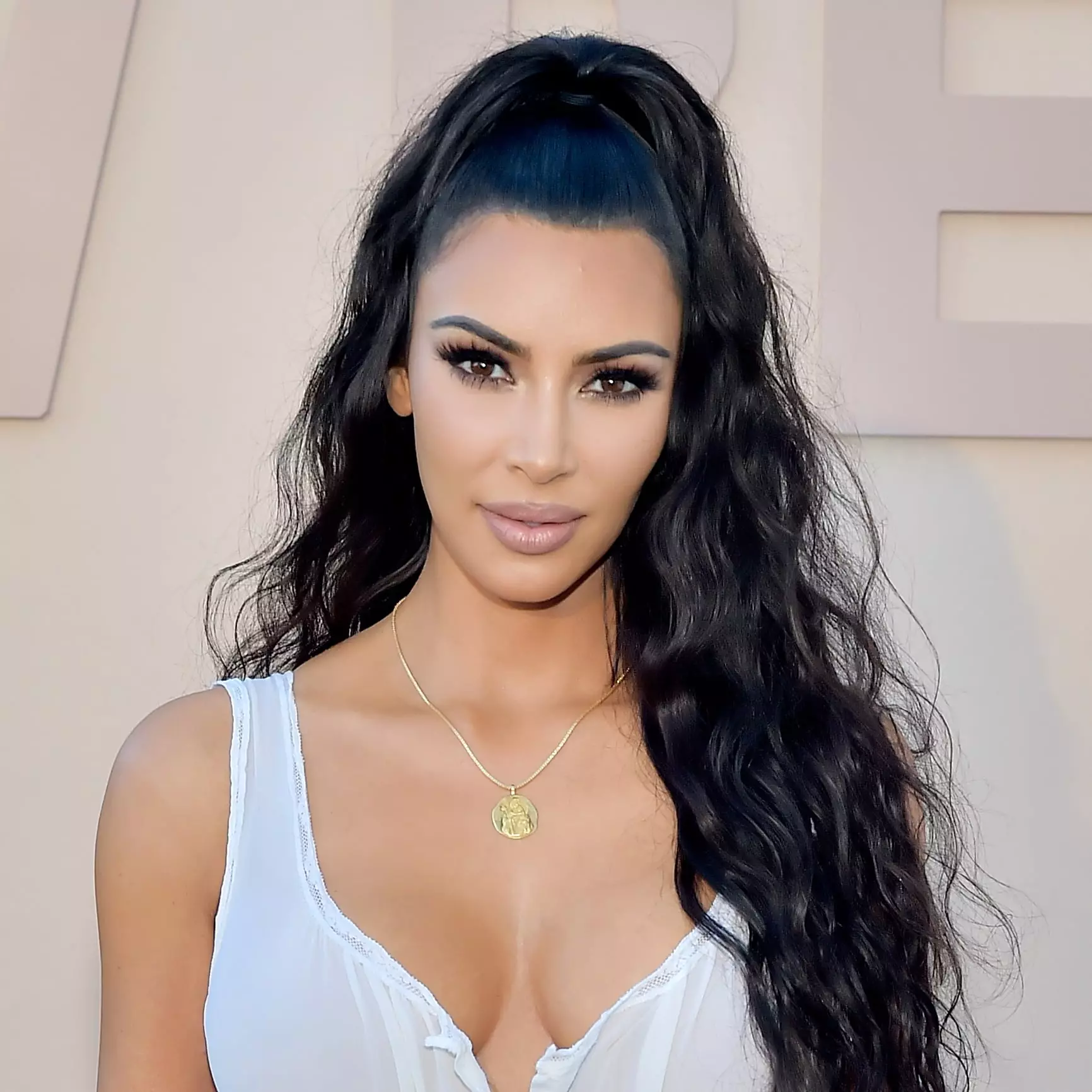 Kim Kardashian Jitlob lill-Gvernatur ta' Colorado Biex Ibiddel il-Liġijiet tal-Istat - Hawn Għaliex