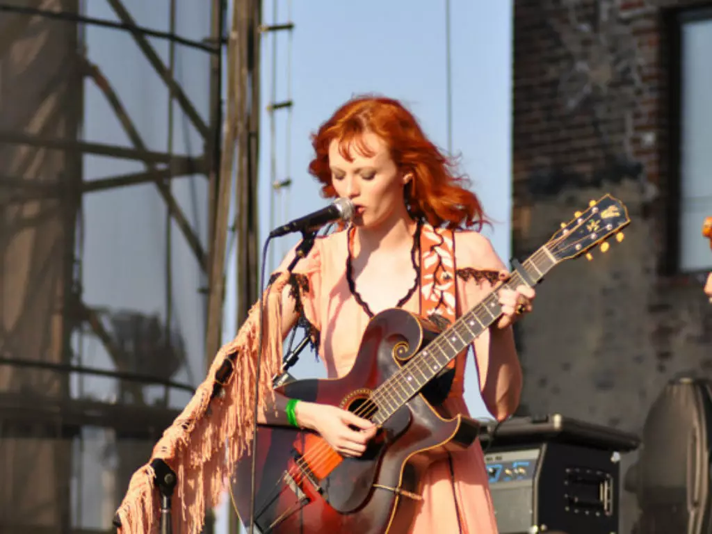 Umunyamideli Karen Elson Yemera ko Yagize 