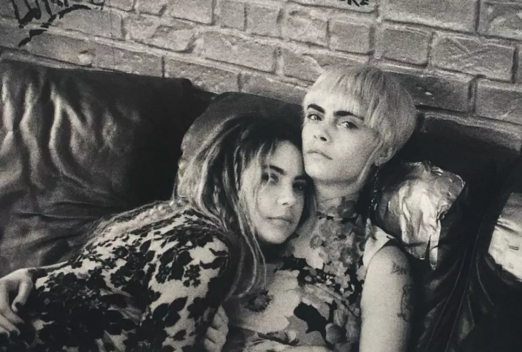 Cara Delevingne și Ashley Benson au fost văzute purtând inele - Sunt logodiți? 28606_0