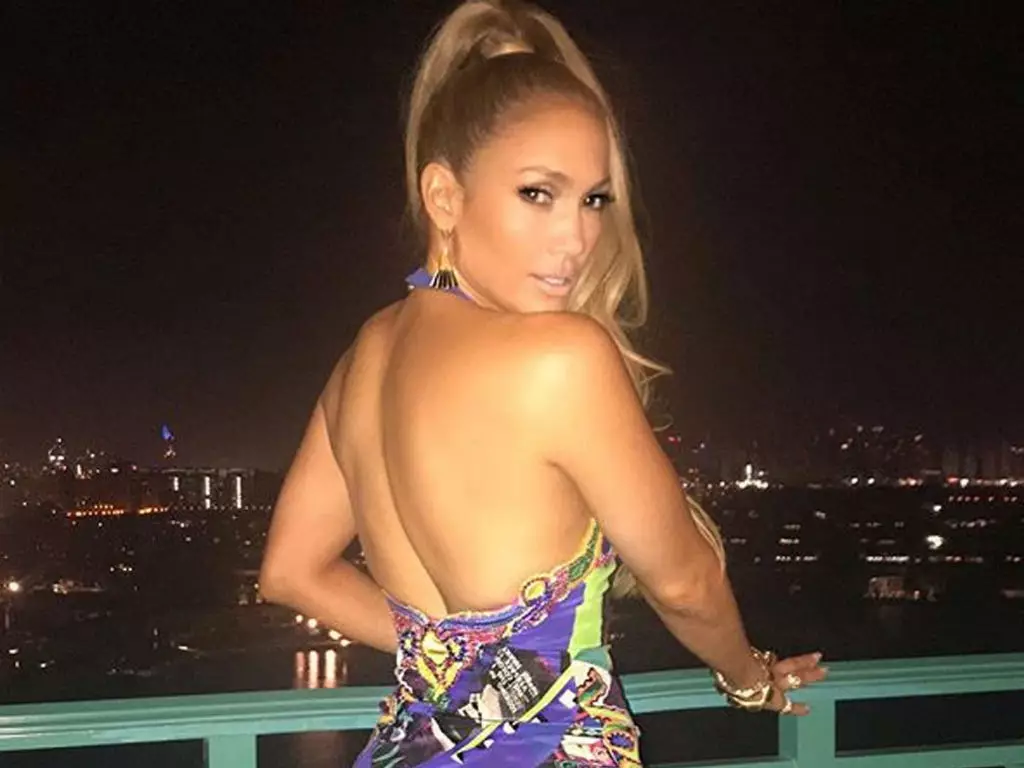 Jennifer Lopez ඇයගේ ප්‍රියතම අයිතම ඇතුළත් ඇයගේම දායකත්ව පෙට්ටියක් දියත් කරයි 28948_0