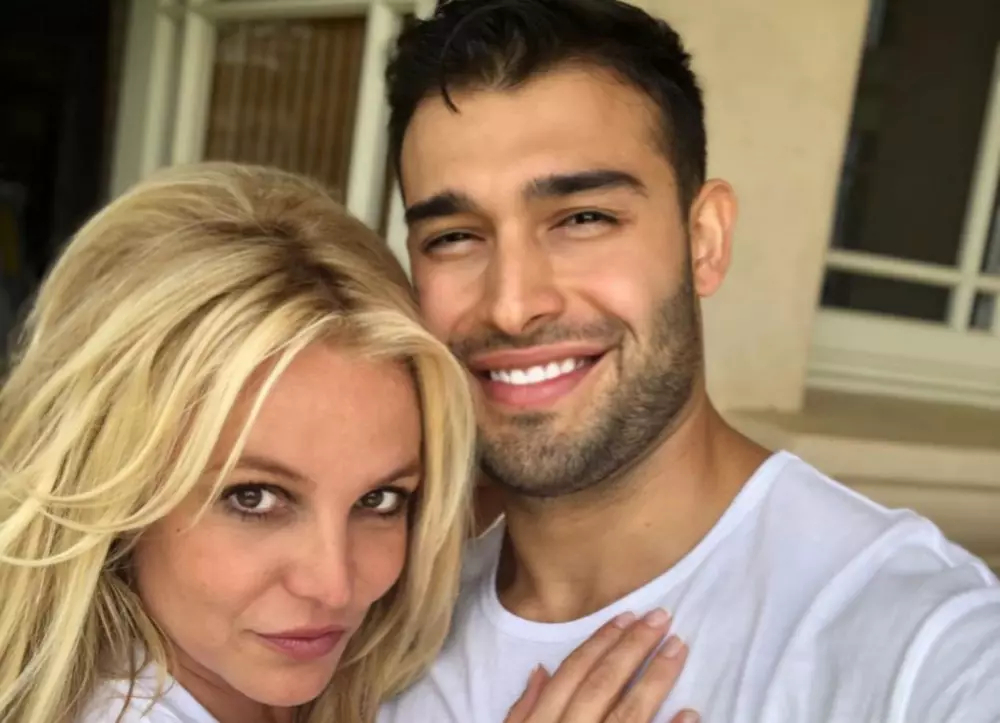 Britney Spears le Mohlankana Sam Asghari ba Iketsetse Sebopeho sa Titanic Sebakeng sa Yacht 29026_0