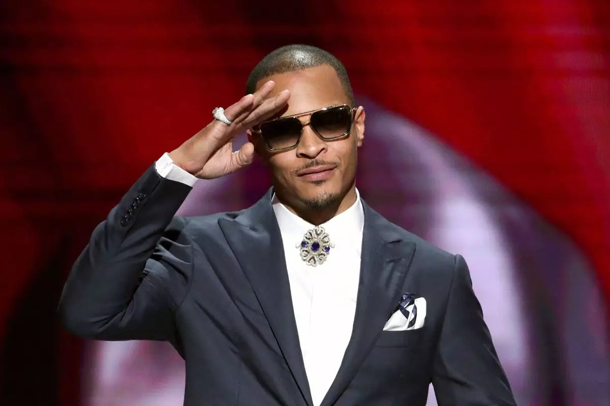 T.I. Yana Flexing Akan Gram Tare Da Gidansa - Duba Bidiyon