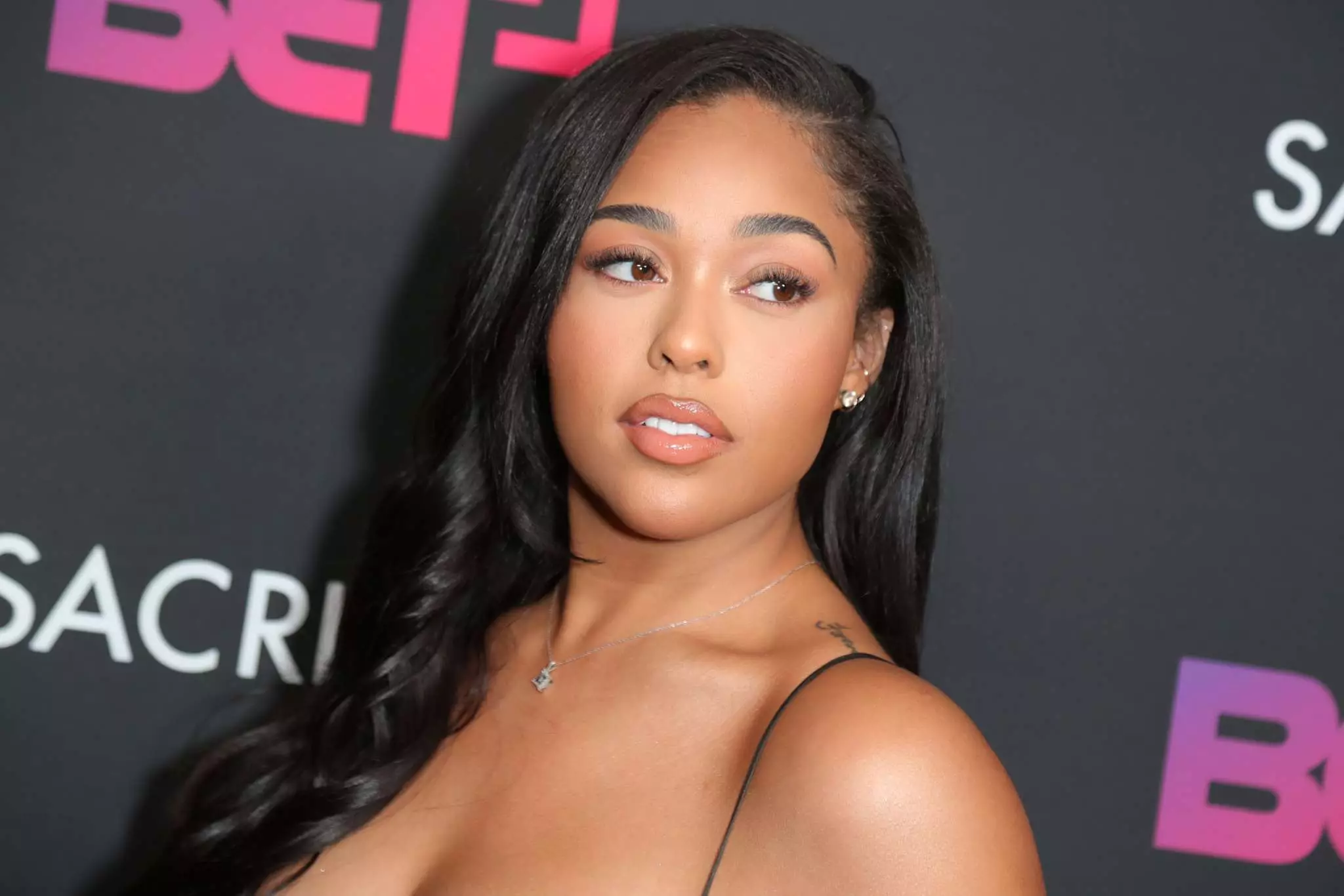 Jordyn Woods waxay ku dilaysaa muuqaalkeedii ugu dambeeyay taageerayaashuna waxay la dhaceen xirfadaheeda