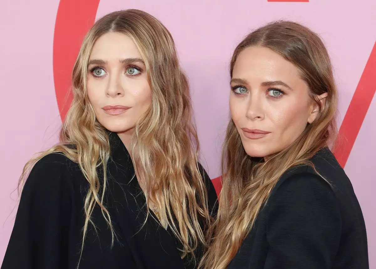 Mary-Kate Olsen apogante sin sur fratino Ashley Olsen meze de disputiga disiĝo kun Olivier Sarkozy 37649_0