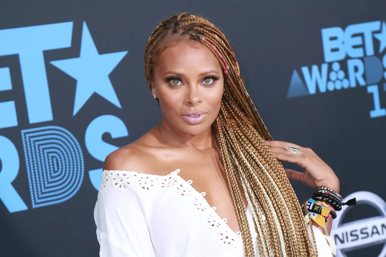 Eva Marcille 庆祝一项重要成就，支持者为她而来