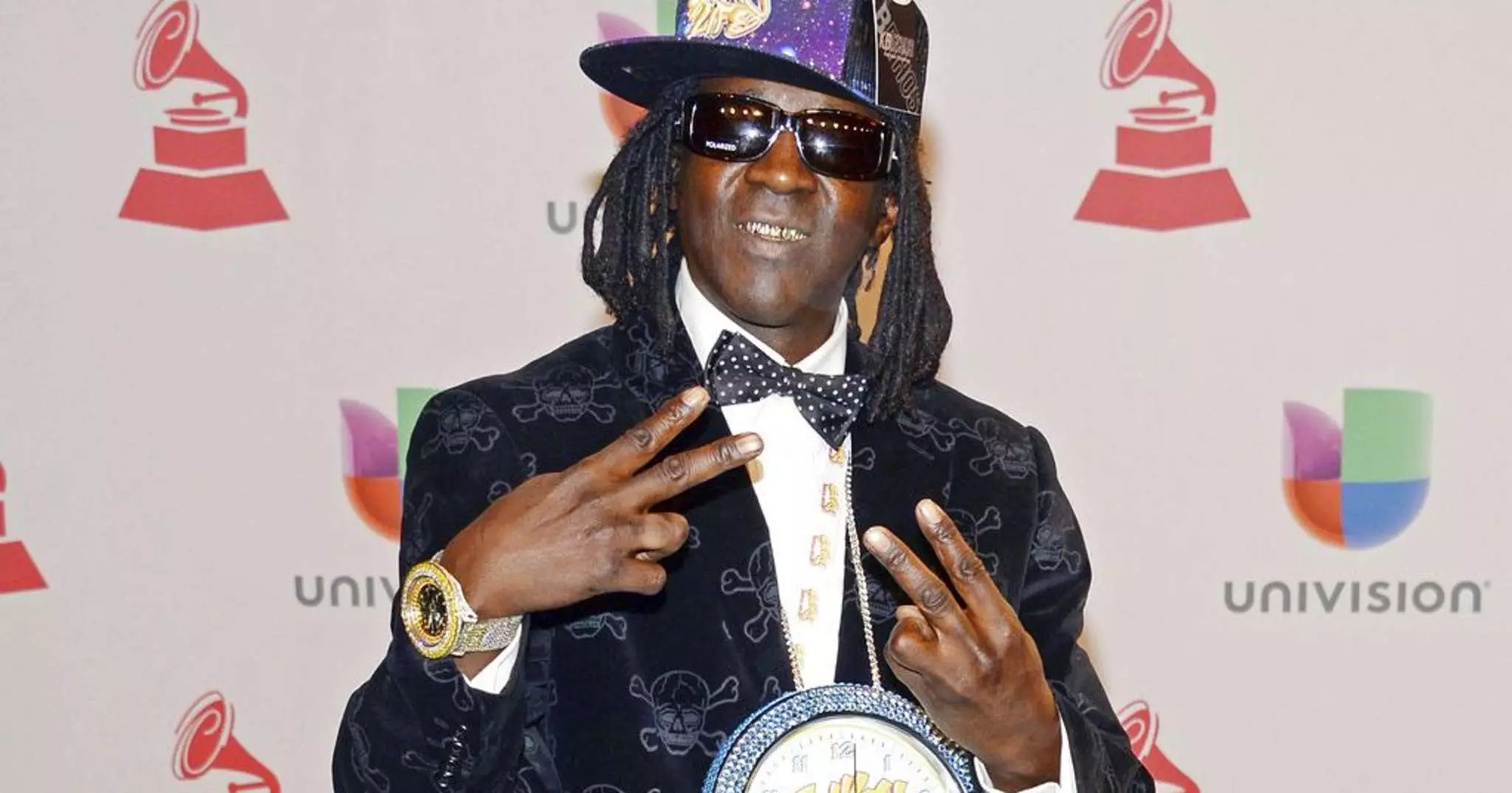 Ny renin'i Flavor Flav dia voalaza fa mitady vola 50 arivo dolara, voalaza fa nampindrana azy