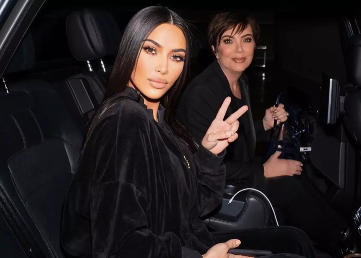 Hat Kim Kardashian ihre Mutter Kris Jenner für ein Selfie aus dem Auto geworfen? 38352_0