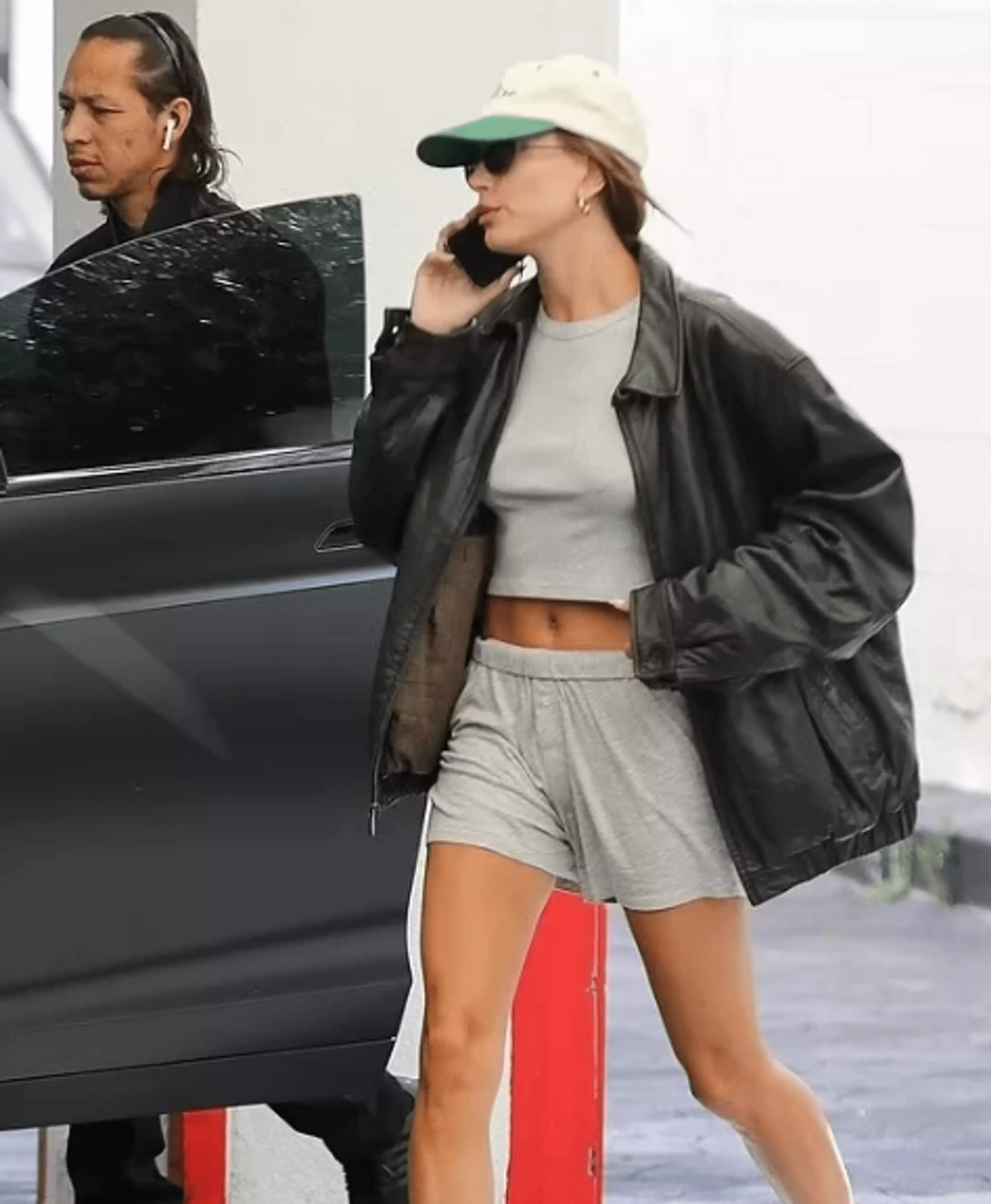 Yon jakèt kwi soti nan ane 1990 yo se bagay ki pi renmen nan Kim Kardashian, Hailey Bieber ak lòt zetwal