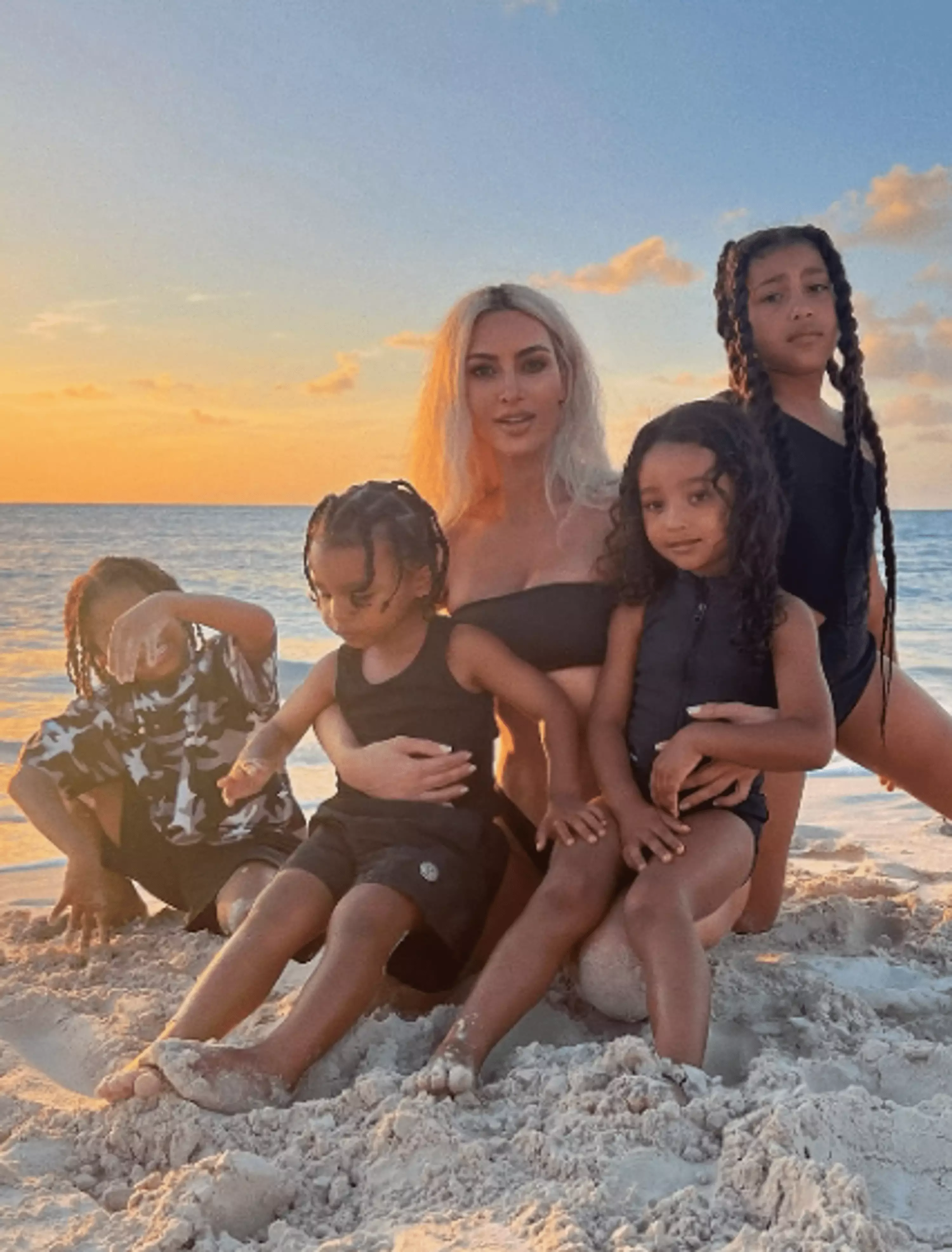 Kim Kardashian satisfeita cunha sesión de fotos na praia con nenos durante as vacacións de verán