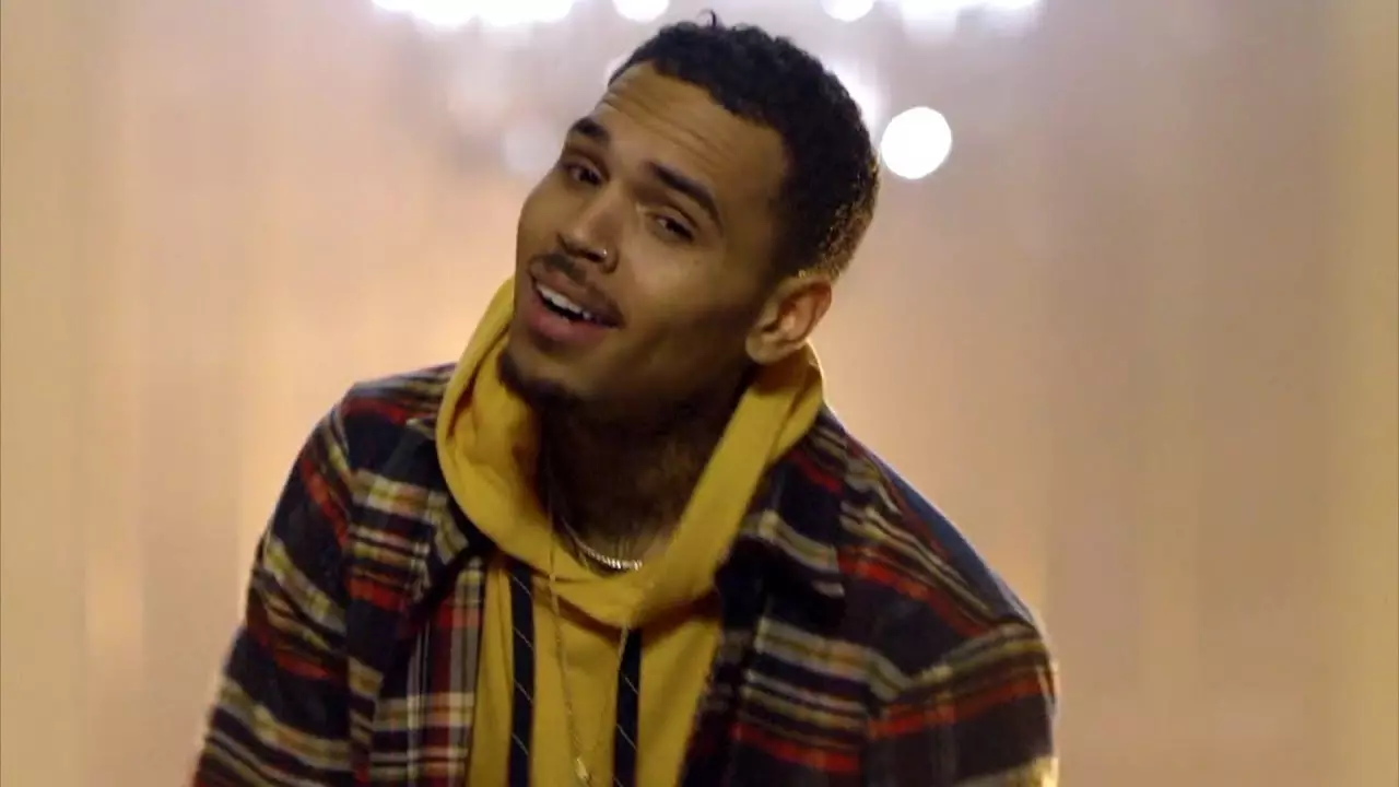 Chris Brown dê her tiştî ji bo zarokên xwe 'qurban bike' û bê guman ji pitika Aeko hez dike, çavkanî dibêje 40811_0