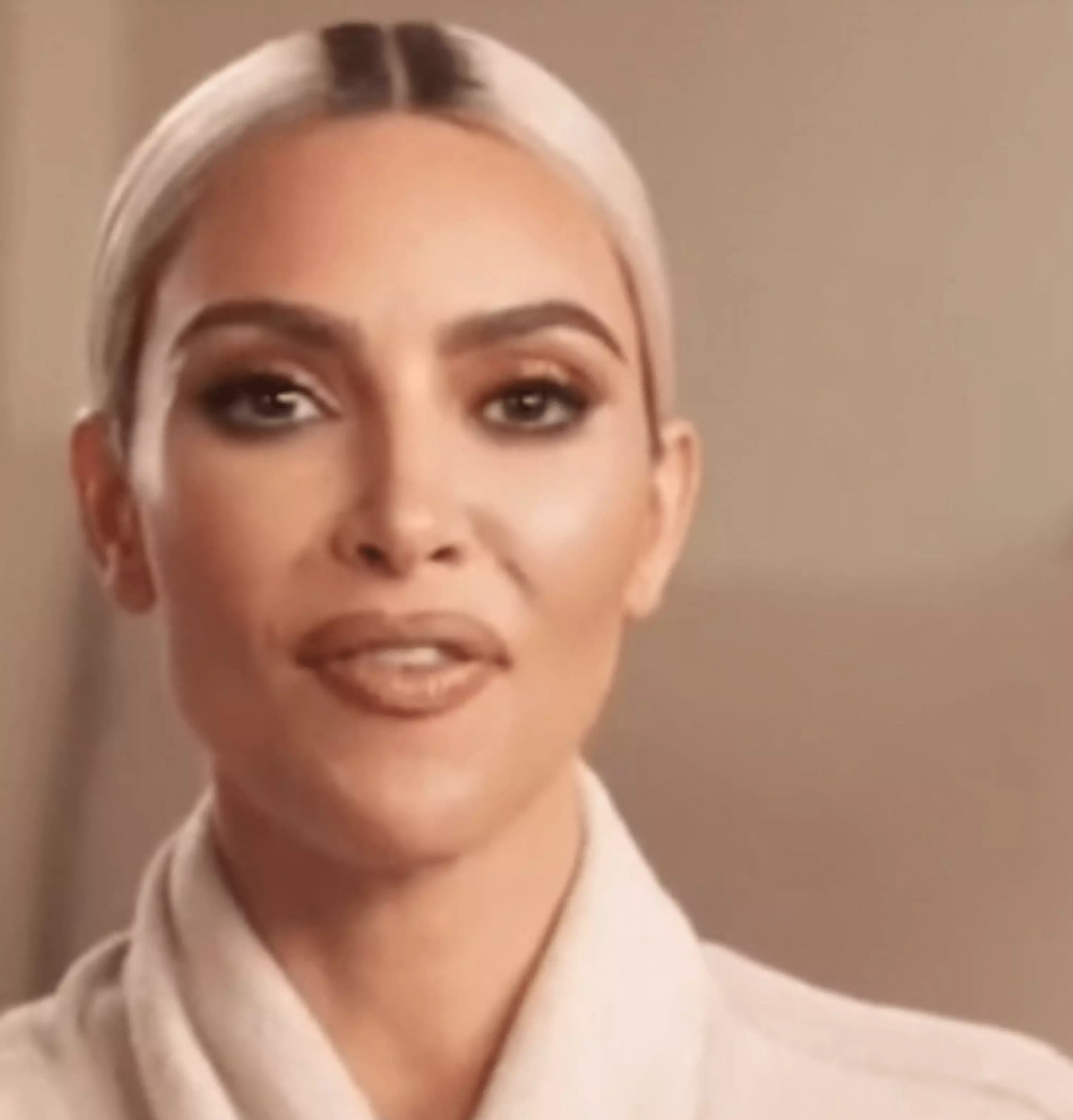 Matory amin'ny makiazy aho: Nanaitra ny mpankafy i Kim Kardashian