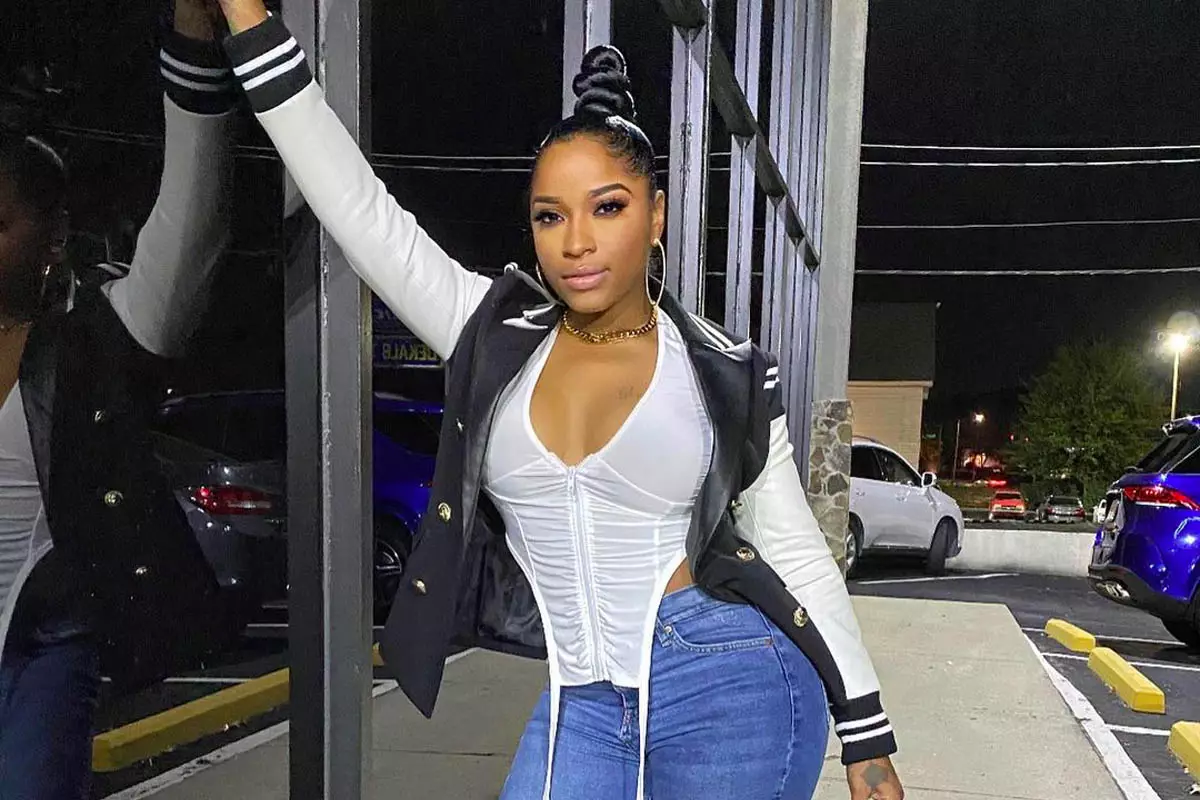 O último vídeo de Toya Johnson ten fans eloxiando a súa beleza natural