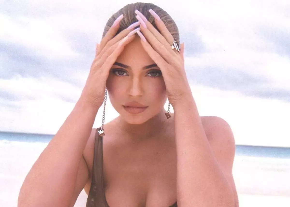 Kylie Jenner új Skims-ruhában mutatja be hibátlan hasizmokat 43217_0