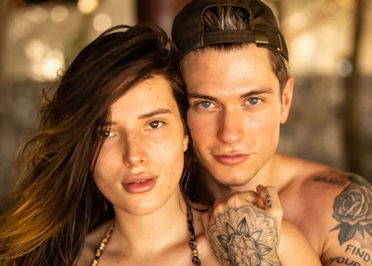 Mohlankana oa Bella Thorne Benjamin Mascolo o Mo bitsa Kharebe e Chesang ka ho Fetisisa Lefatšeng 44225_0