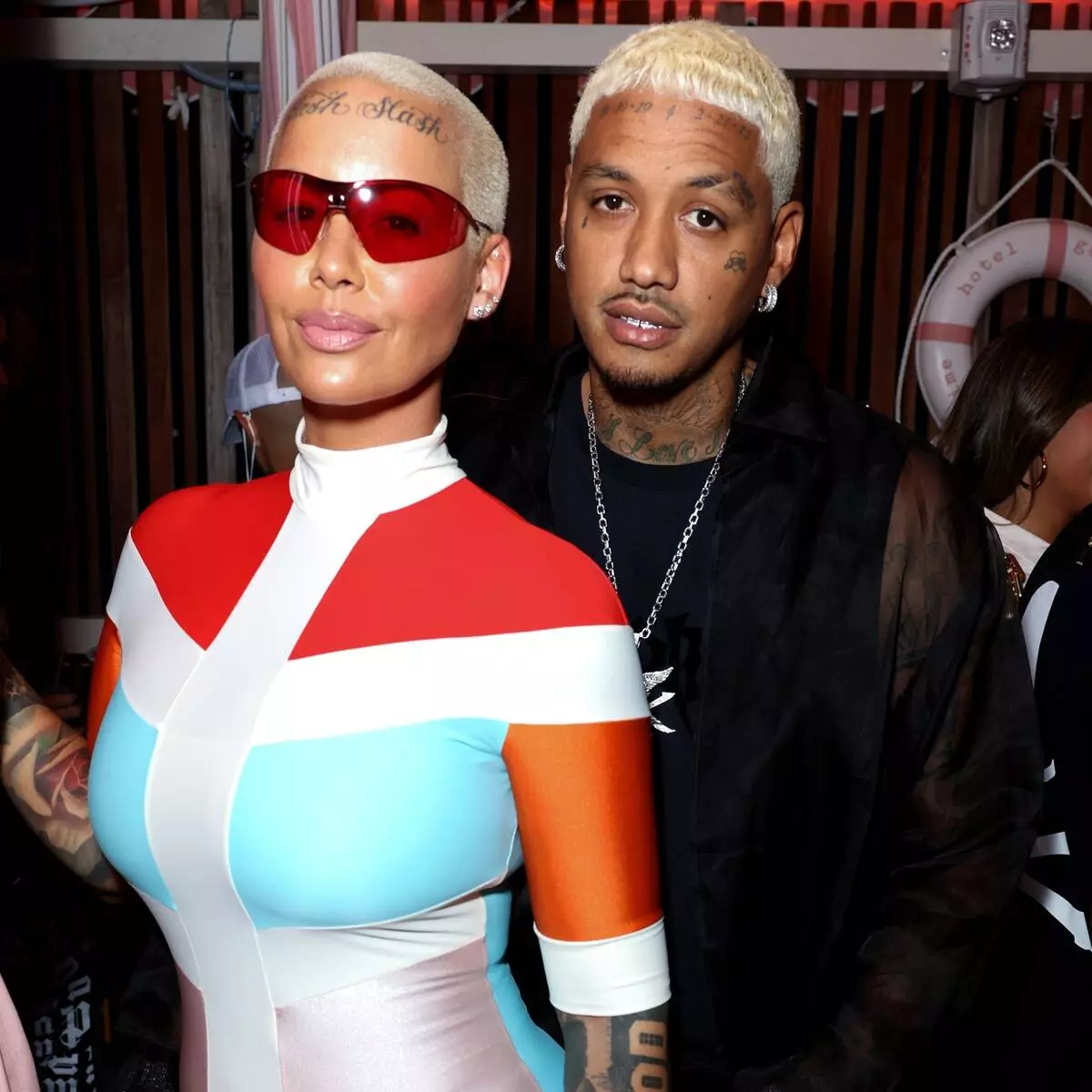 Amber Rose teigia, kad Aleksandras Edwardsas ją apgavo su 12 moterų