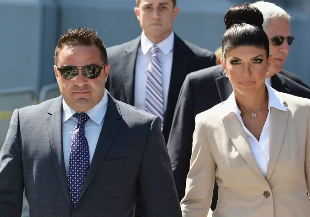 Joe Giudice soll sich unglücklich in Erwartung der Abschiebung befinden, während Teresa Giudice ihr bestes Leben führt