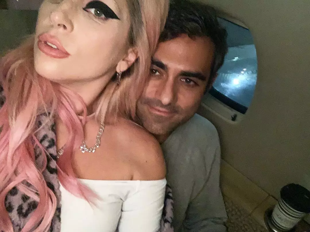 Lady Gaga ŝprucas super koramiko Michael Polansky kaj afiŝas belan foton pri ili - 