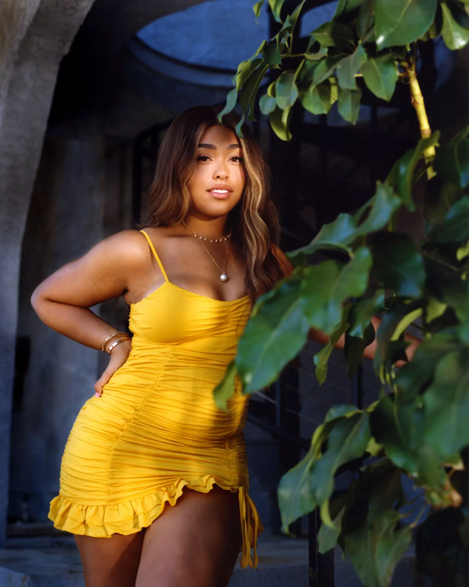 Jordyn Woods nthuav tawm nws txoj kev dav dav hauv qhov hnav ris tsho liab qab-nruj - Tshawb xyuas nws lub hnab nqa mus ncig zoo li!