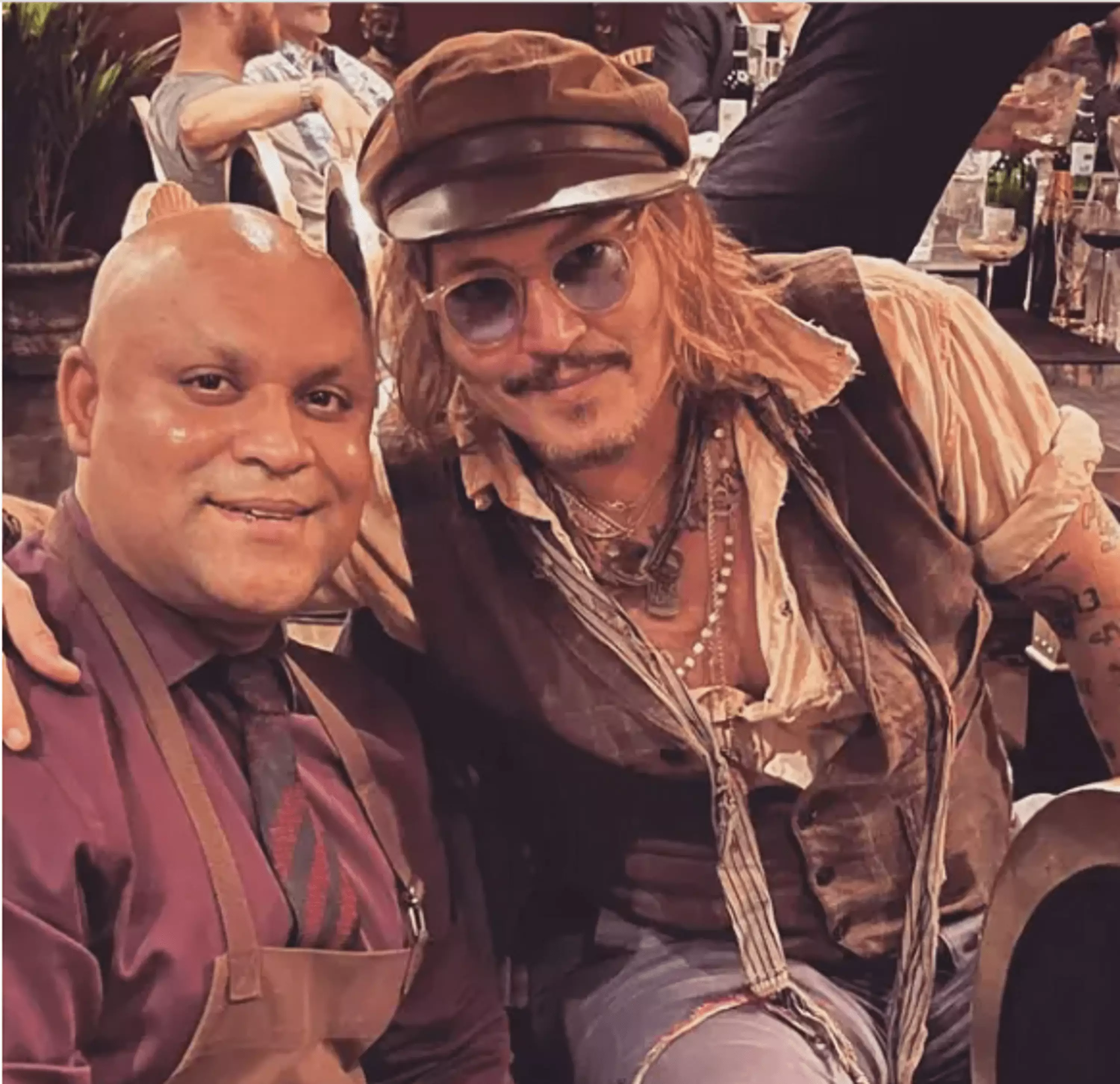 Johnny Depp selebre viktwa nan tribinal nan yon restoran Endyen, li te manje sou $ 63,000