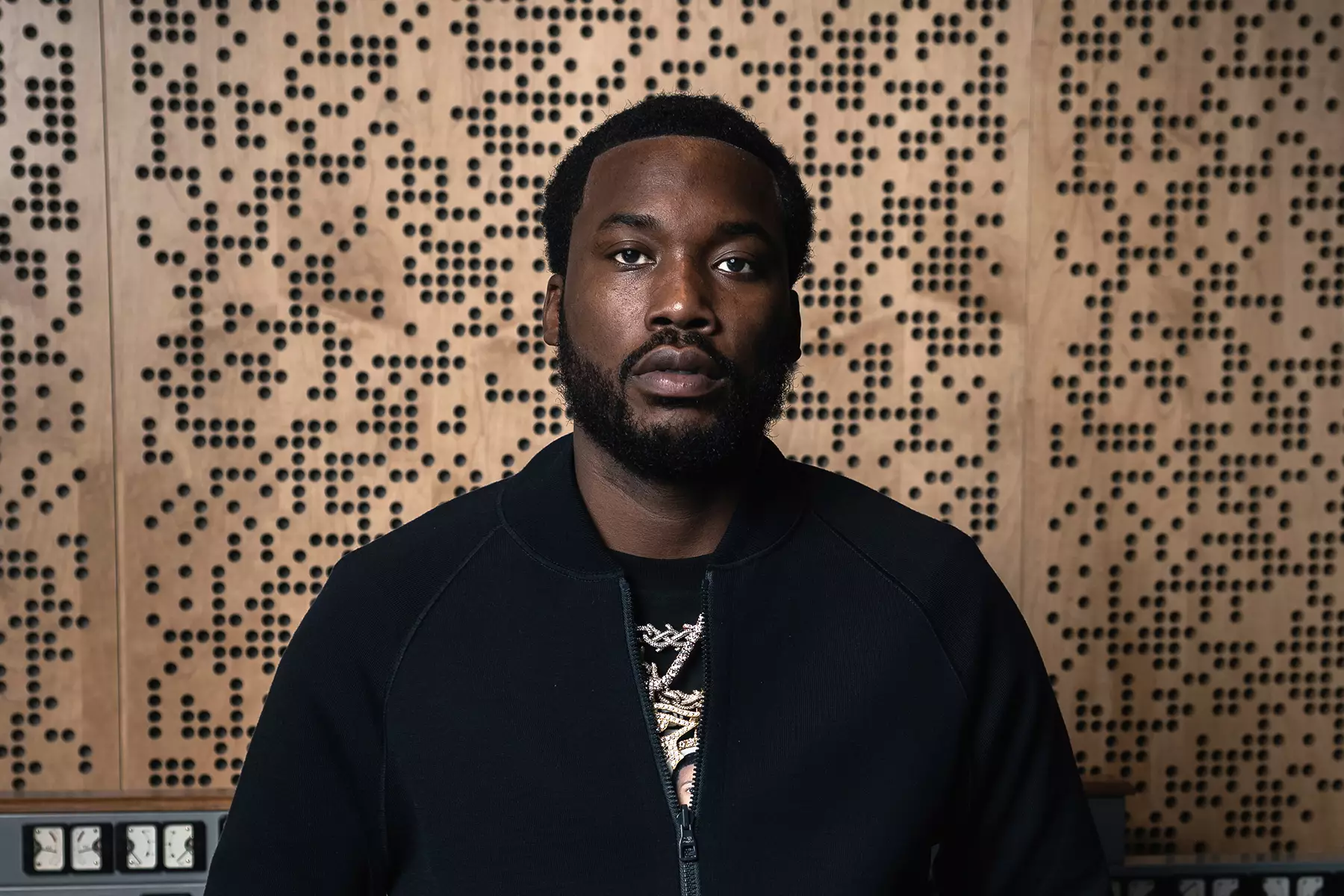 „Meek Mill“ turėjo problemų su Karen Civil – žiūrėkite, kaip jie apsikeitė žodžiais