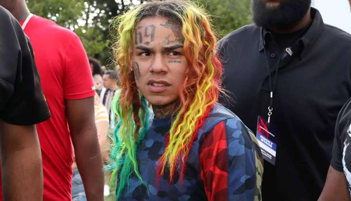 „Tekashi 6ix9ine“ sako, kad „Meek Mill“ advokatai įsakė jam nutraukti ir atsisakyti