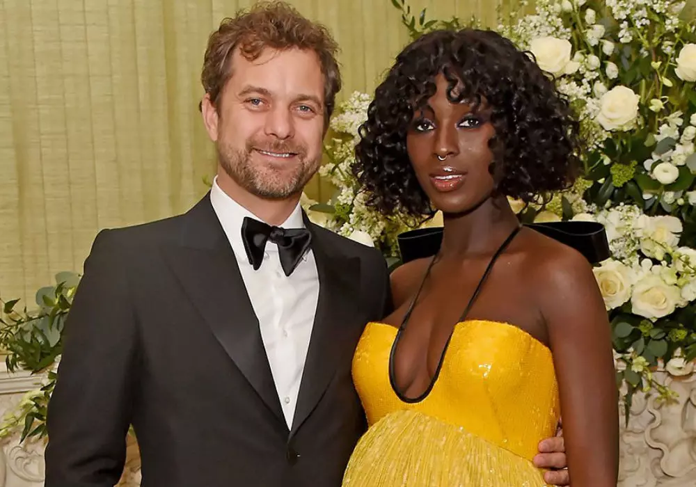 Jodie Turner-Smith bi Joshua Jackson re zayenda zaroka xwe ya yekem eşkere dike