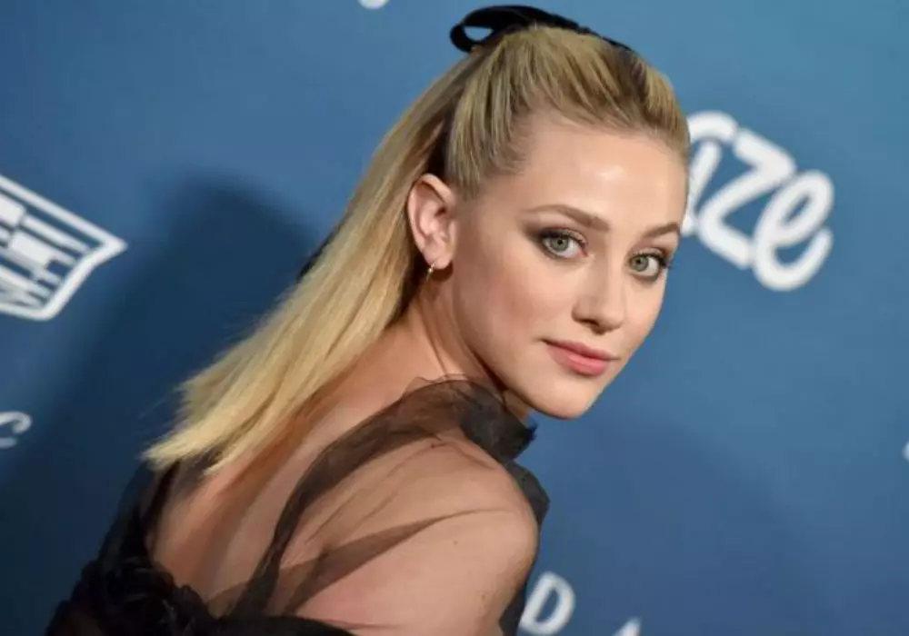 Riverdale Star Lili Reinhart 在 Instagram 上展示了她的钢管舞技巧，Cole Sprouse 怎么看？