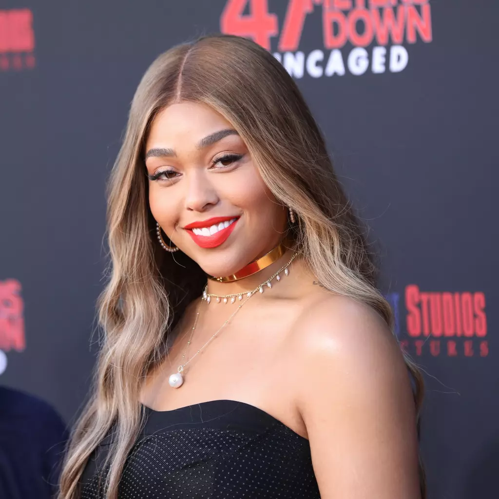 Jordyn Woods mostra seu melhor trunfo no oceano - confira as fotos suculentas de seu corpo de praia que deixaram os fãs loucos