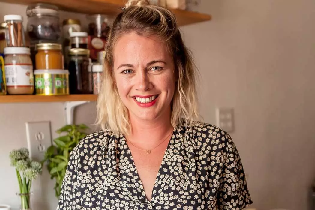 Alison Roman sagt, sie strebe nicht danach, was Chrissy Teigen mit ihrer kulinarischen Karriere gemacht hat