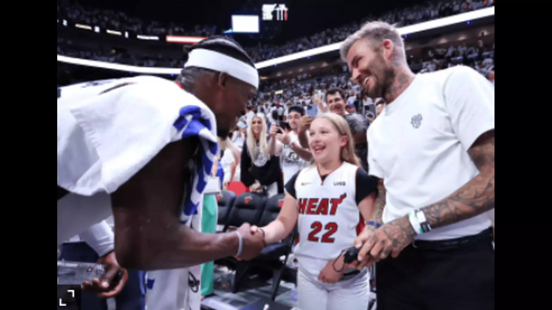 Den David Beckham a seng Duechter bei engem Basketballspill