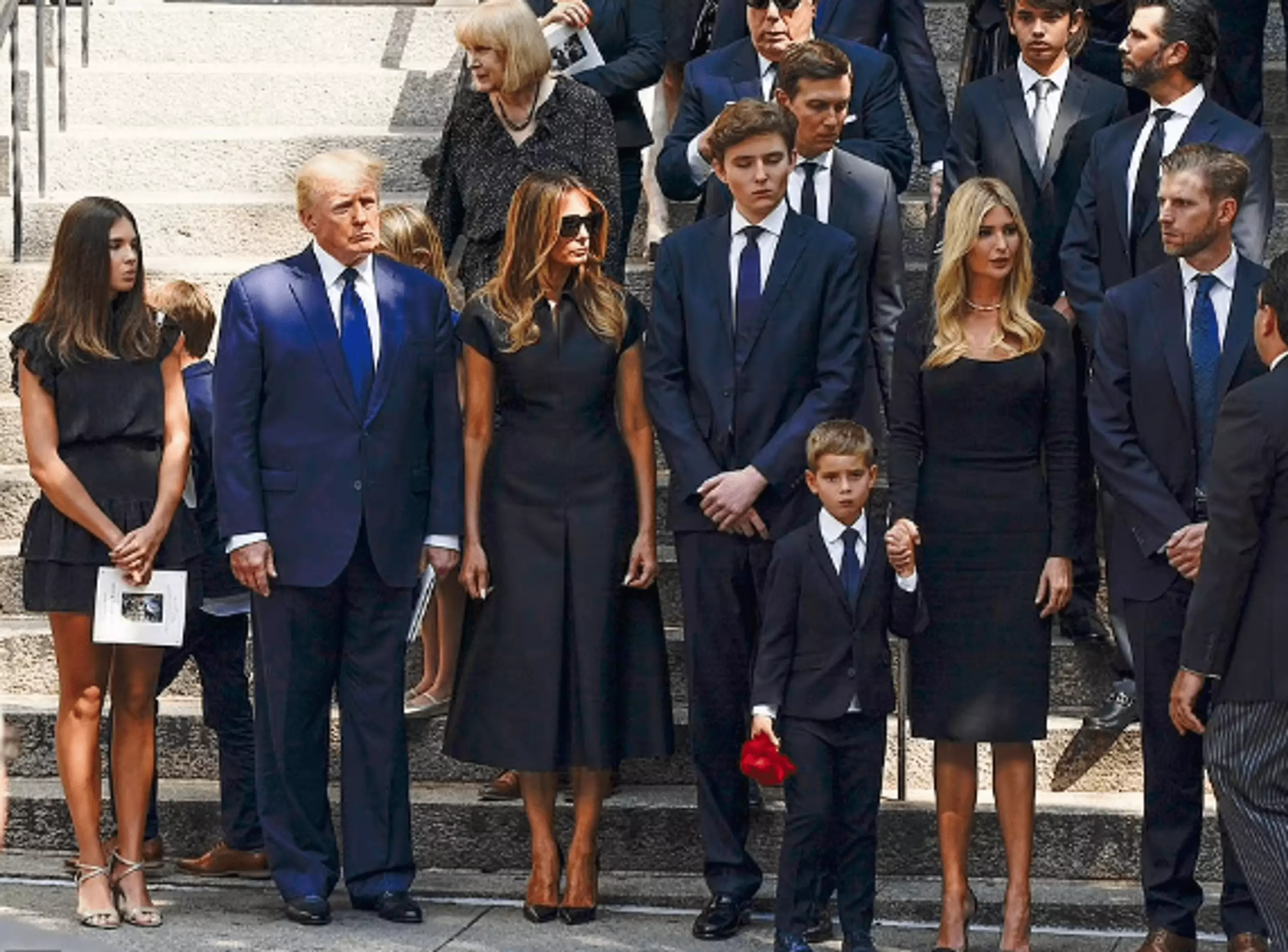 Pela primeira vez em muito tempo, Barron Trump apareceu em público, mas todos estavam fixados em suas bochechas