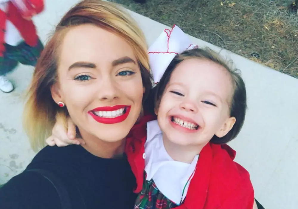 La filino de Kensie de Southern Charm Star Kathryn Dennis Havas Gravan Mejloŝtonon Meze de Siaj Gepatroj Aĉa Gepatro-Batalo