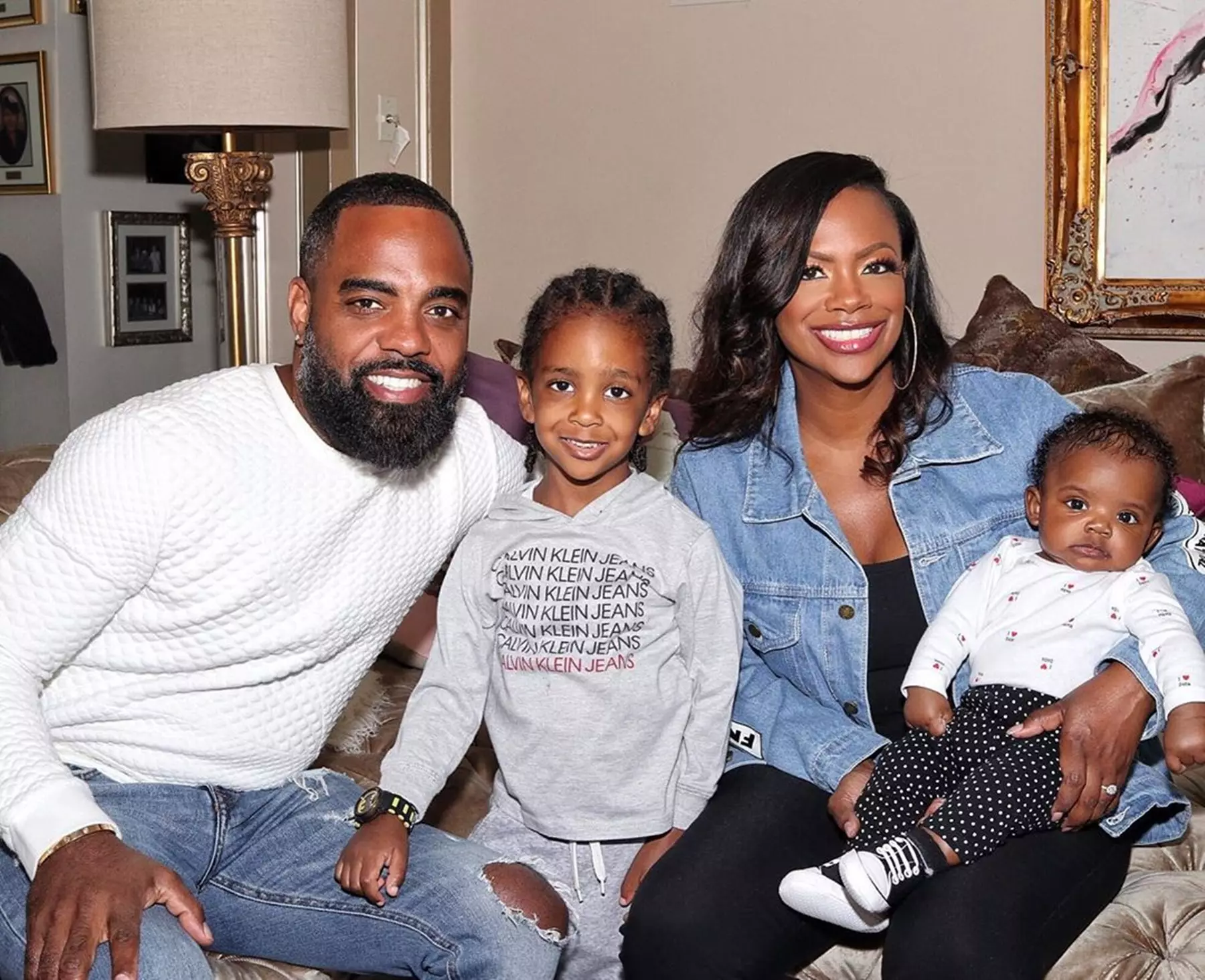 La photo de Kandi Burruss avec Todd Tucker, Ace et Blaze rend la journée des fans