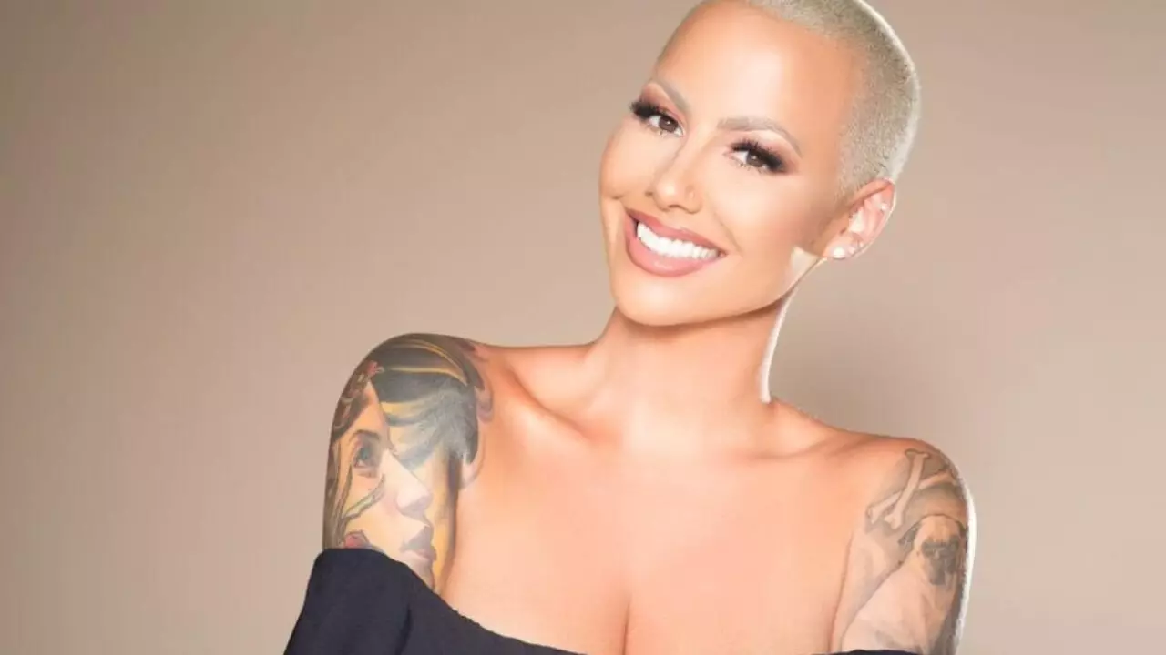 Umdeild enni húðflúr Amber Rose eru farin í nýrri mynd og aðdáendur eru ruglaðir! 57365_0