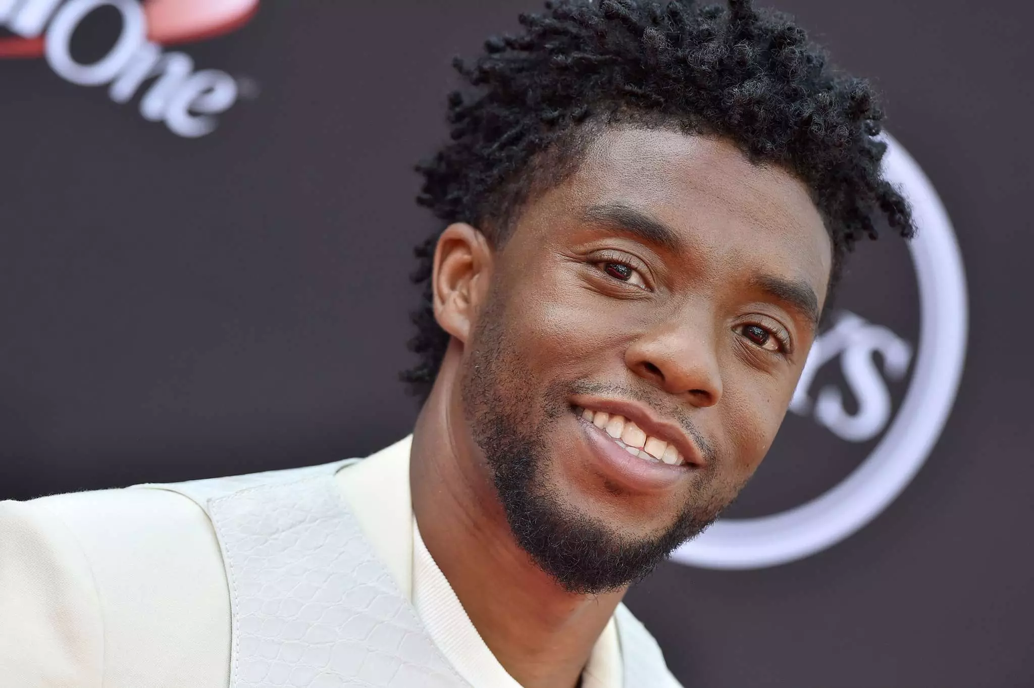 „Chadwick Boseman Tribute“ rodomas „Black Panther 2“ anonse „Comic Con“.