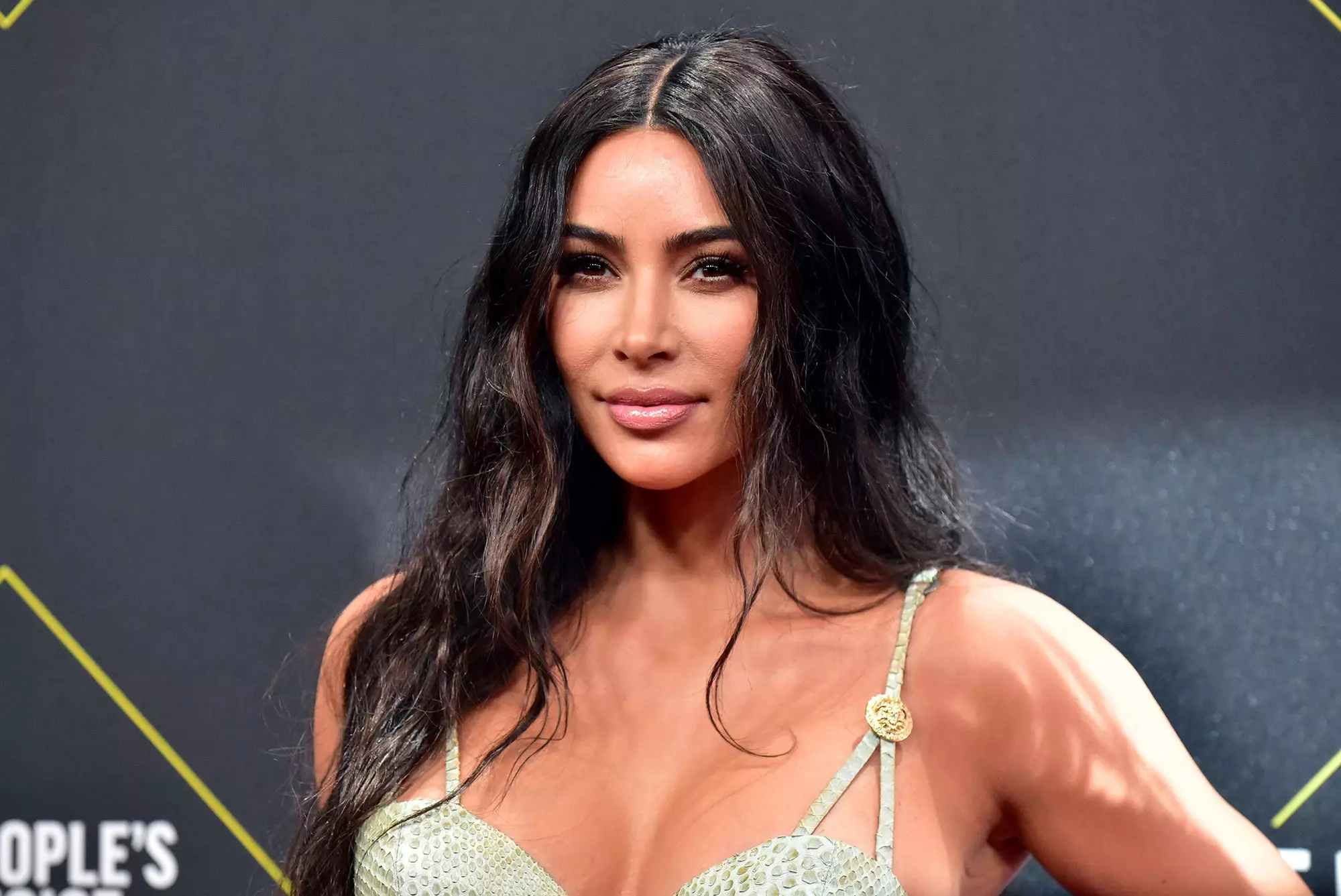 Foto Kim Kardashian kacha ọhụrụ na-eme ka asịrị banyere onye ya na ha tụrụ vootu