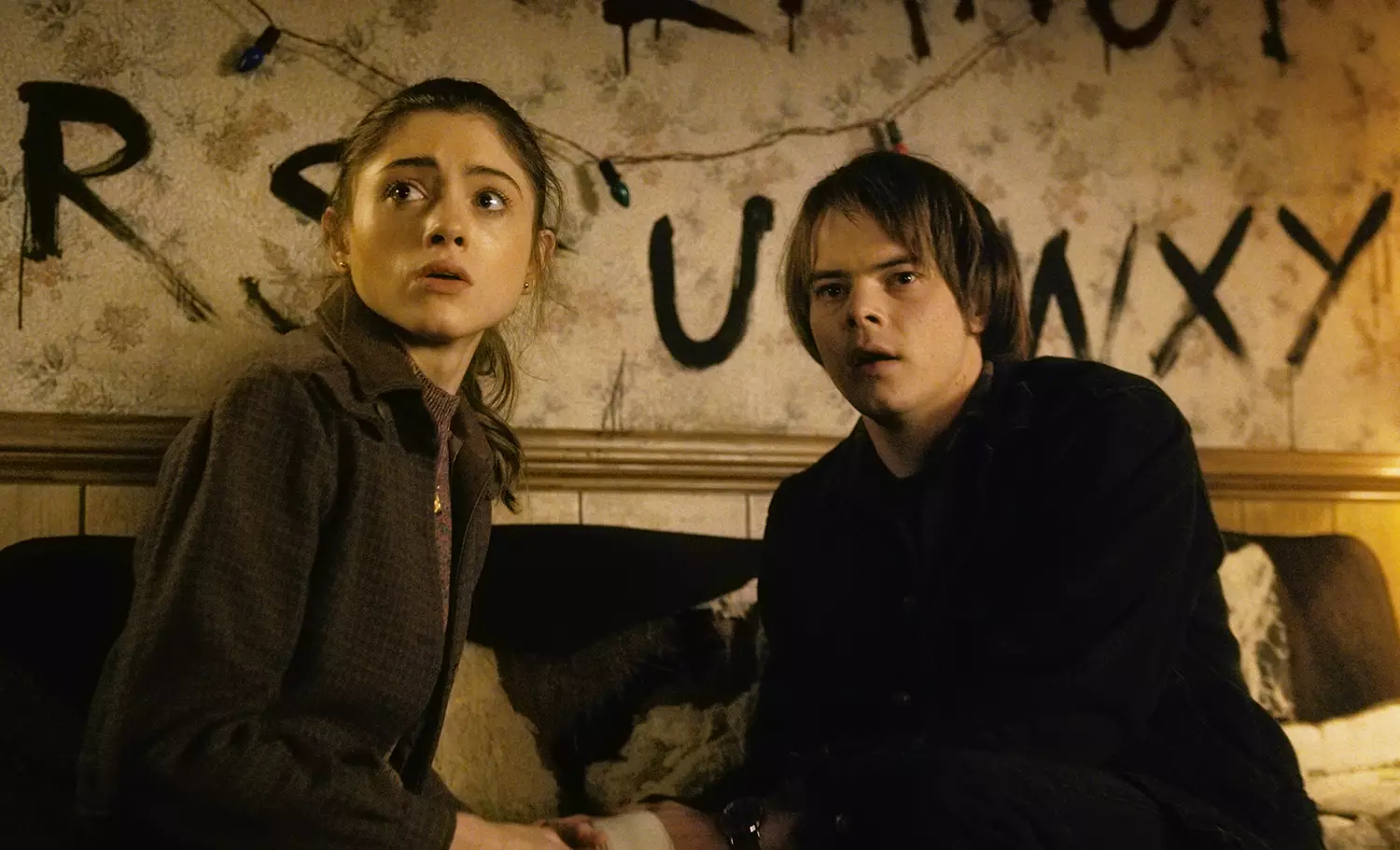 Charlie Heaton opowiada o pracy z dziewczyną Natalią Dyer w „Stranger Things”