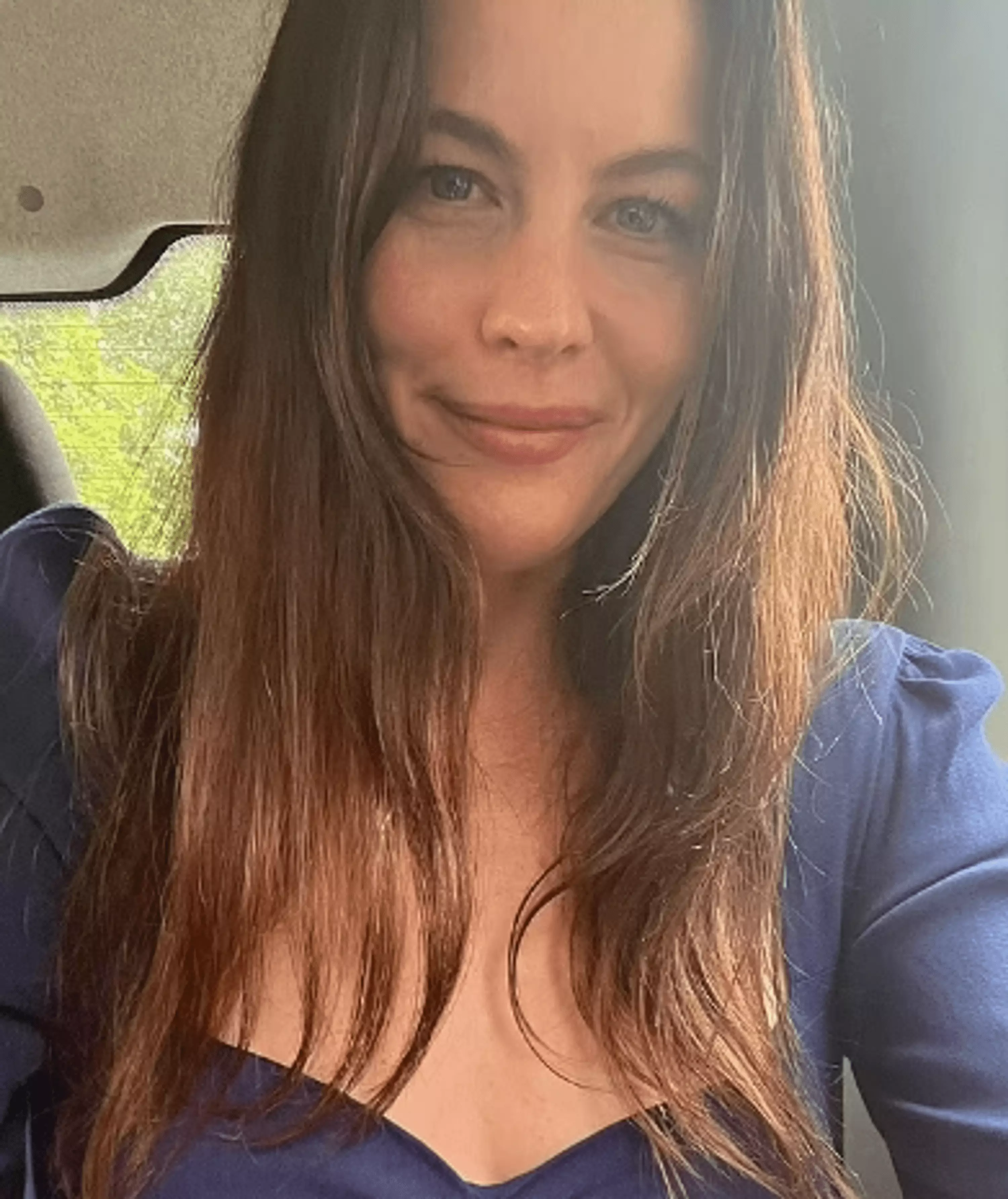 Devido à sua drástica perda de peso, Liv Tyler não tem mais medo de usar vestidos com fendas altas