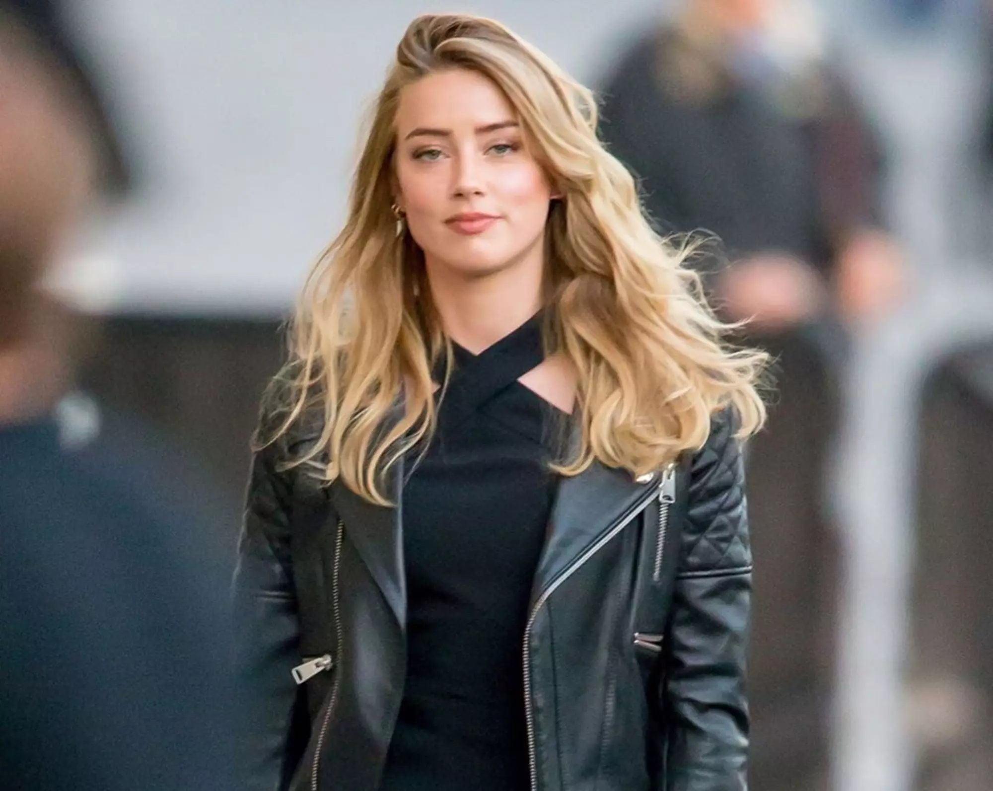 Stylist Samantha McMillen anoti Amber Heard haana kuwana maziso matema kubva kuna Johnny Depp -- Vakatsamwa vatsigiri vanoshandisa izvi kuridza mutambi.