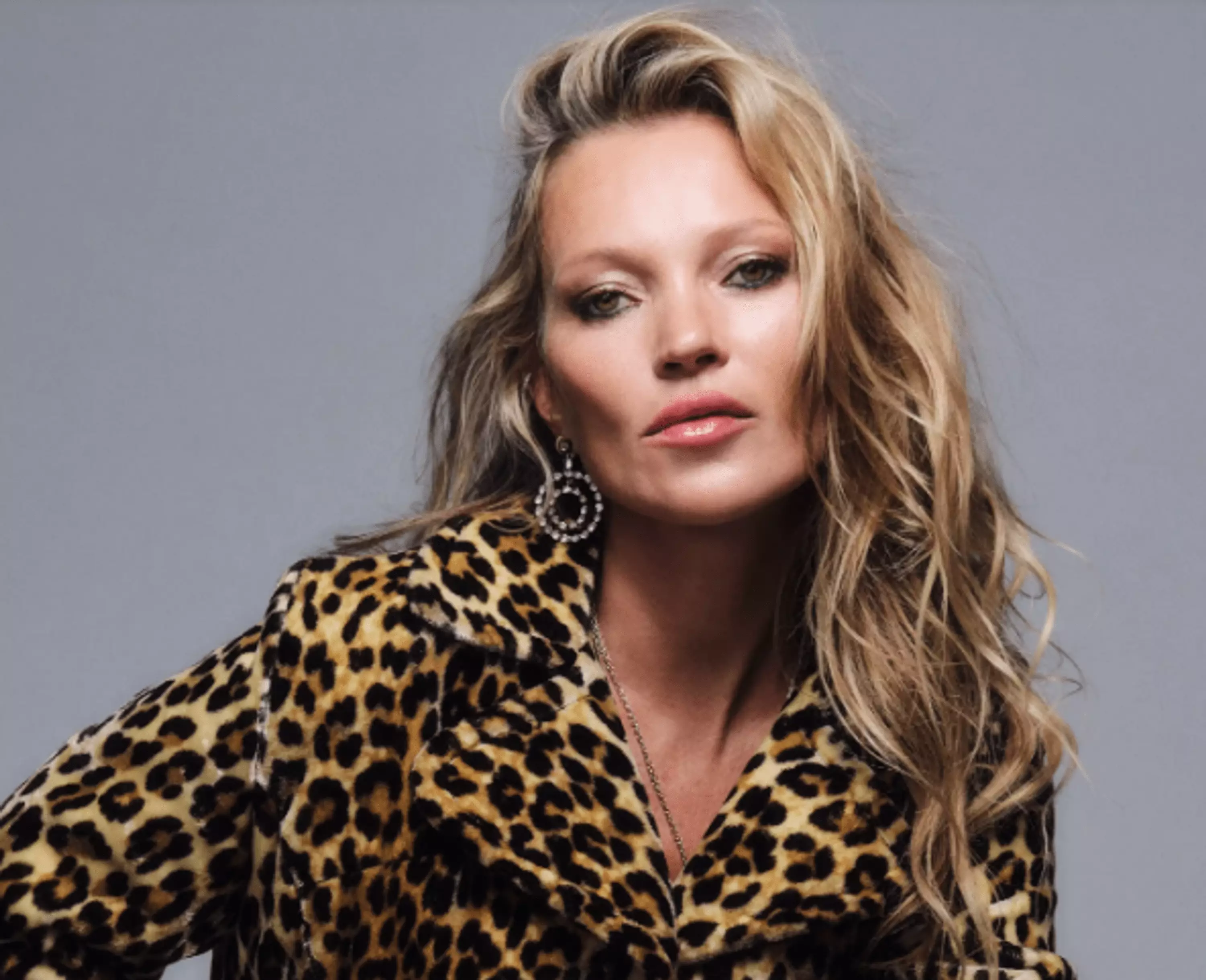 En un esdeveniment de moda, Kate Moss entra a la cabina de DJ amb una samarreta amb estampat de lleopard